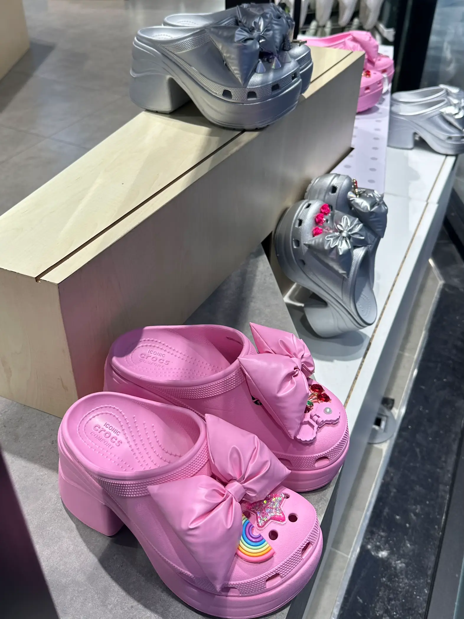 CROCS Siren Metallic Bow Clogน่ารักตะโกนมาก🎀🩷 | แกลเลอรีที่โพสต์โดย ...