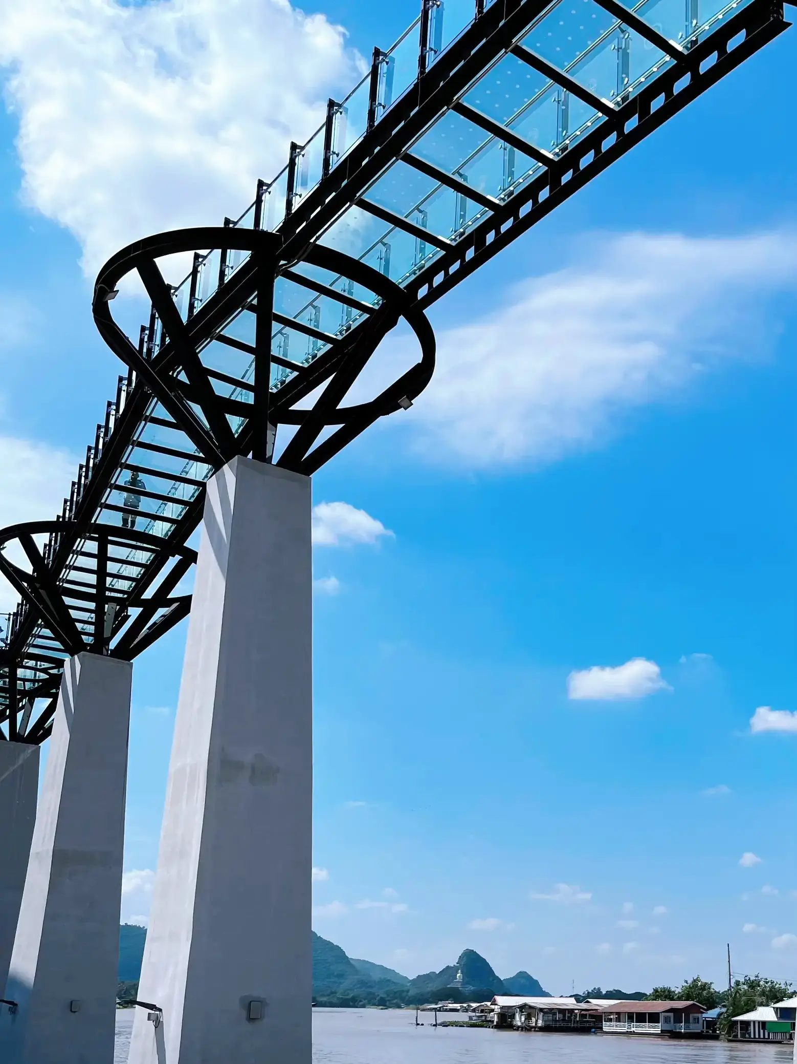 📍จุดเช็คอินใหม่! Skywalk แบบกระจกที่กาญจนบุรี 🌤️ | แกลเลอรีที่โพสต์โดย Pearrie bob ツ | Lemon8