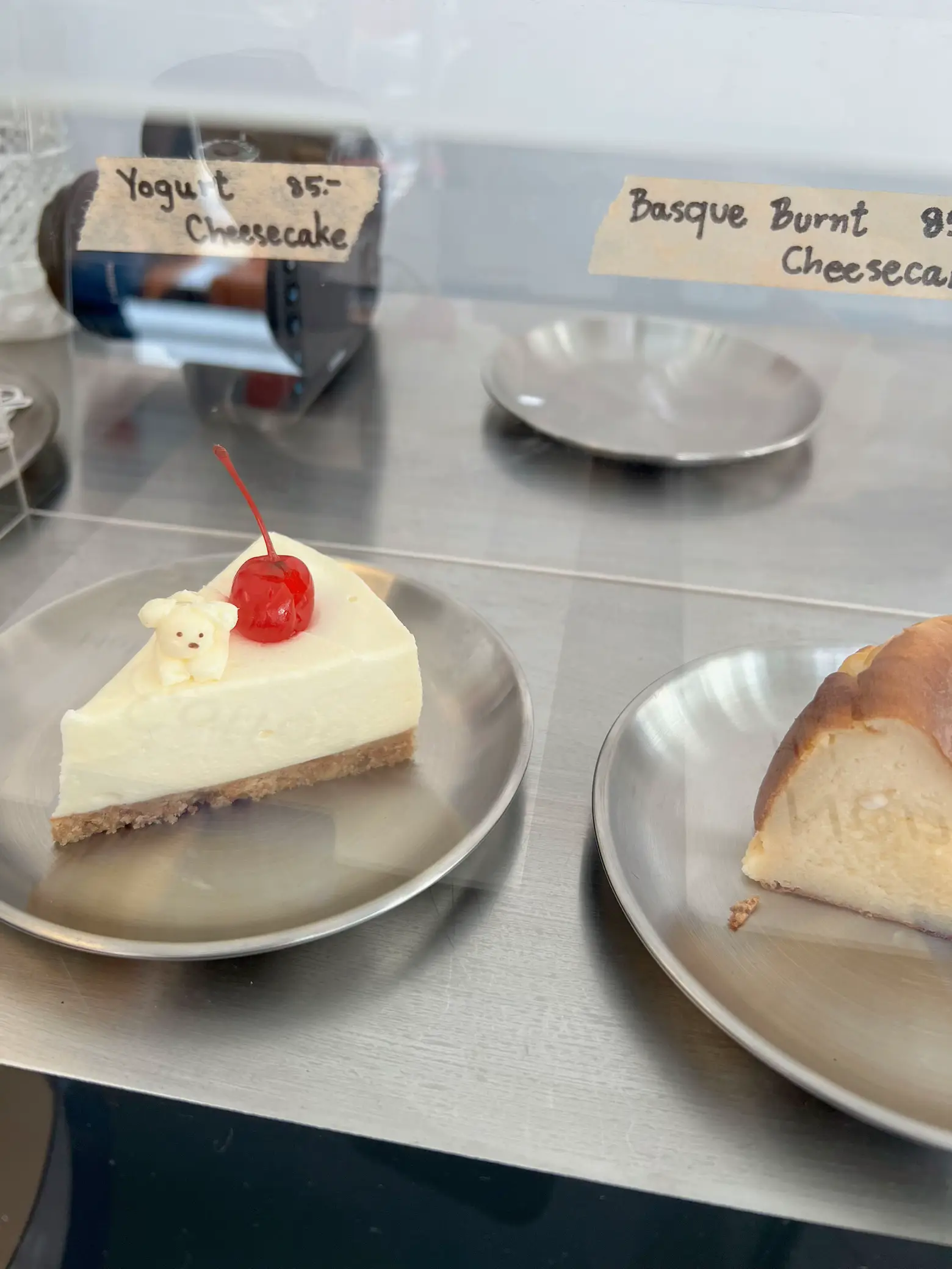 Tuesday closed cafe : คาเฟ่นี้มีหมานะ 🐶🐶 | แกลเลอรีที่โพสต์โดย SANDEE ...