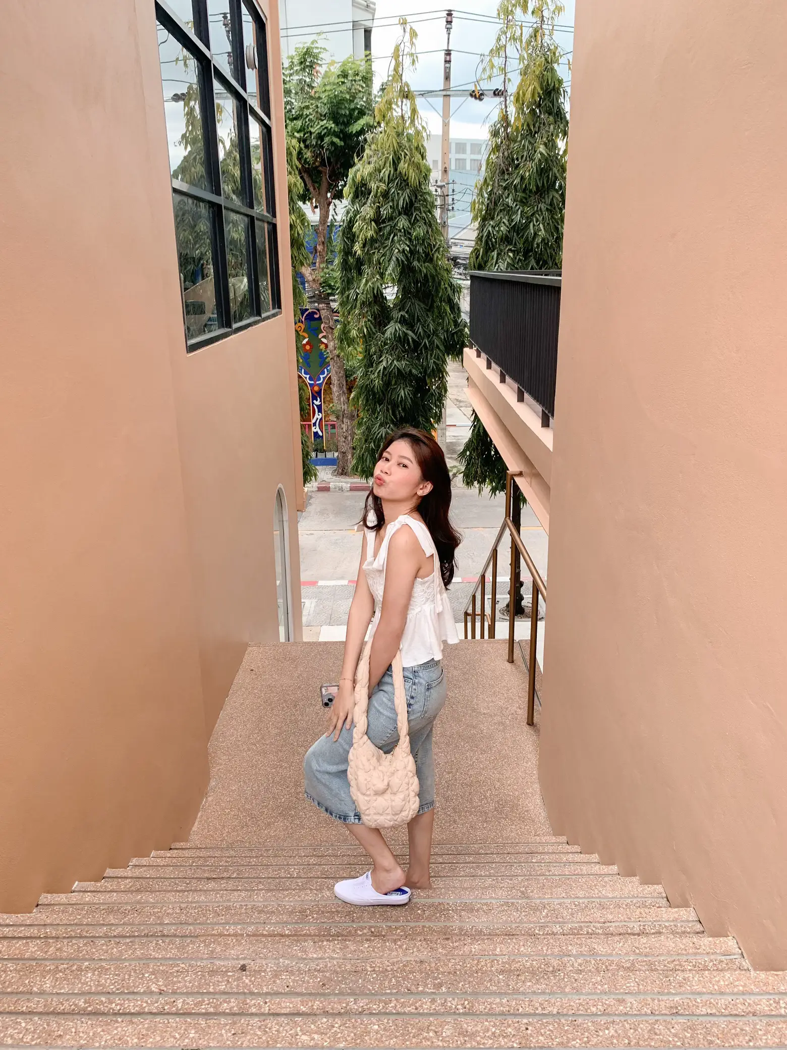 OOTD : ฉบับสาว 150 cm - เสื้อขาวกระโปรงยีนส์ผ่าหน้า | แกลเลอรีที่โพสต์โดย ♡ MANOW ♡ | Lemon8