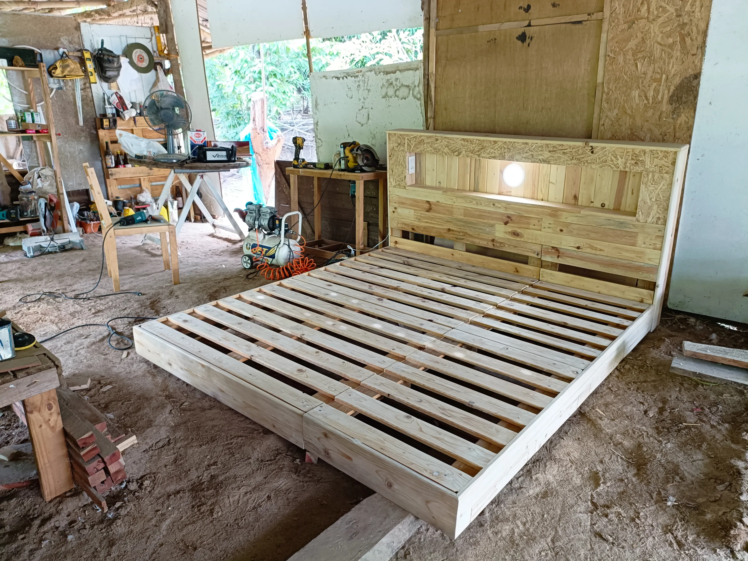 ทำเตียงไม้พาเลทปิดทึบ มีไฟ มีปลั๊ก งบ 1,750 💵 | แกลเลอรีที่โพสต์โดย Wolf Carpentry | Lemon8