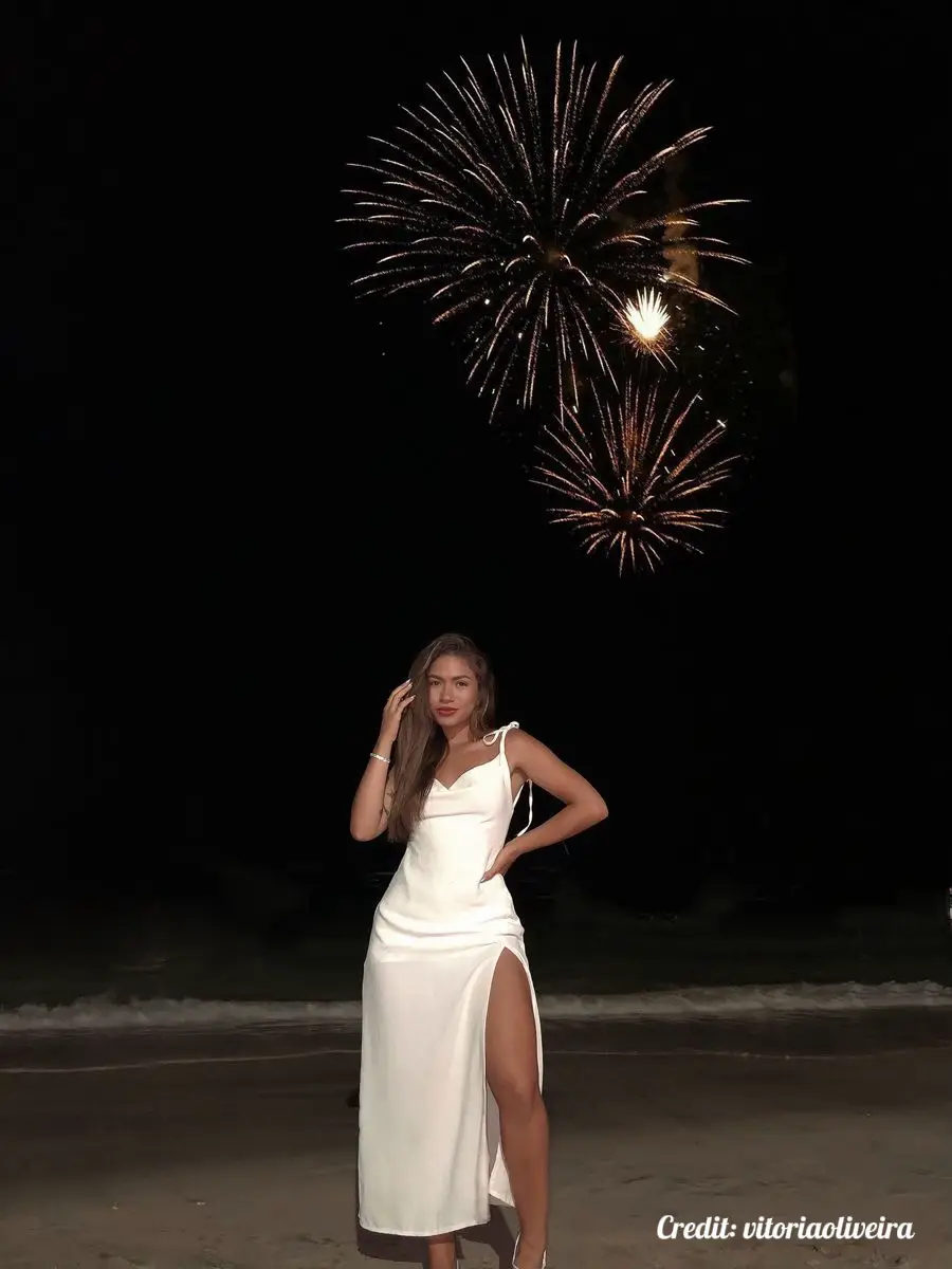 ท่าโพสต์กับพลุต้อนรับปี 2024 | แกลเลอรีที่โพสต์โดย Bubble__Bright | Lemon8