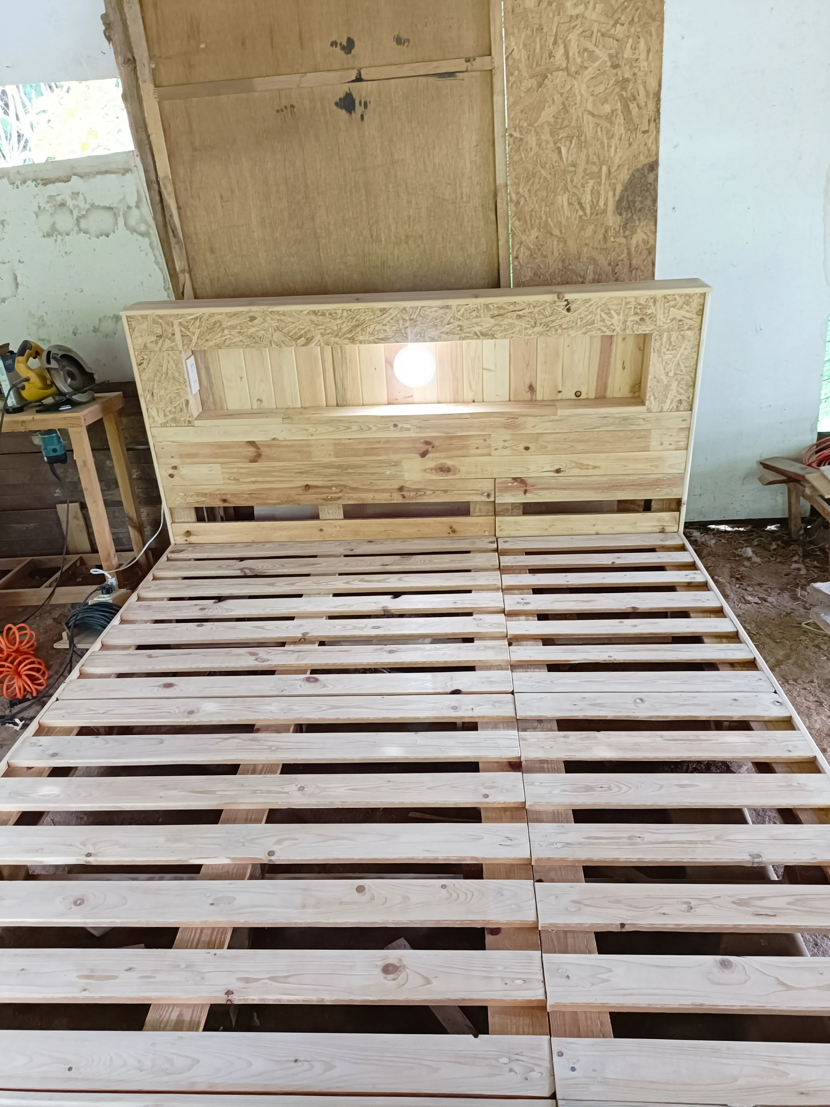 ทำเตียงไม้พาเลทปิดทึบ มีไฟ มีปลั๊ก งบ 1,750 💵 | แกลเลอรีที่โพสต์โดย Wolf Carpentry | Lemon8