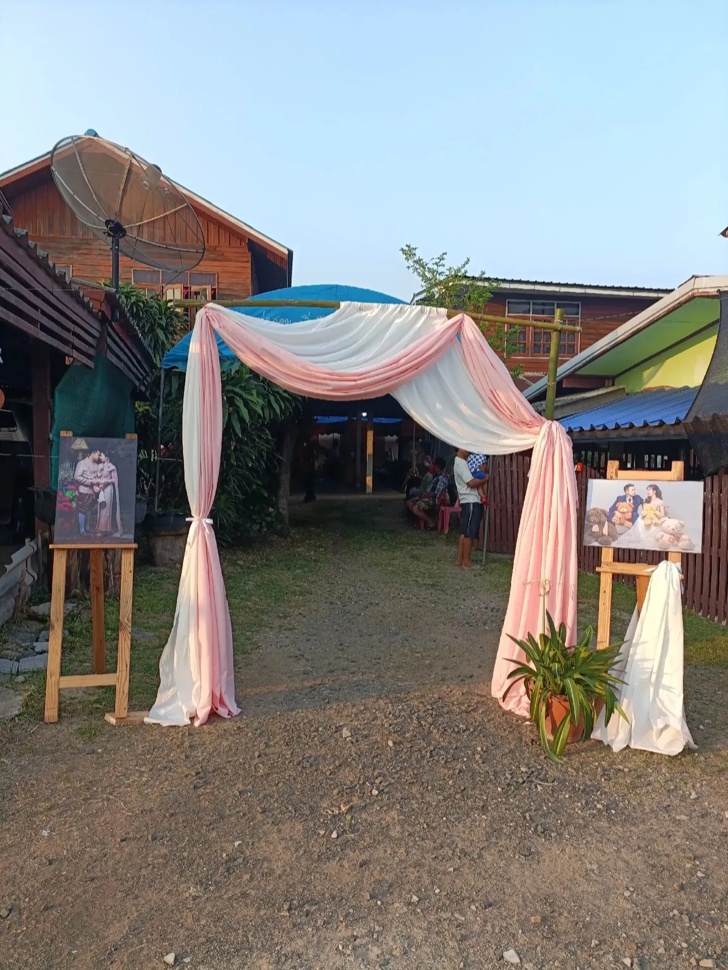 จัดฉากงานแต่งให้น้องแฟน งบซื้อผ้า 2,500 ฿ | แกลเลอรีที่โพสต์โดย Wolf Carpenter | Lemon8