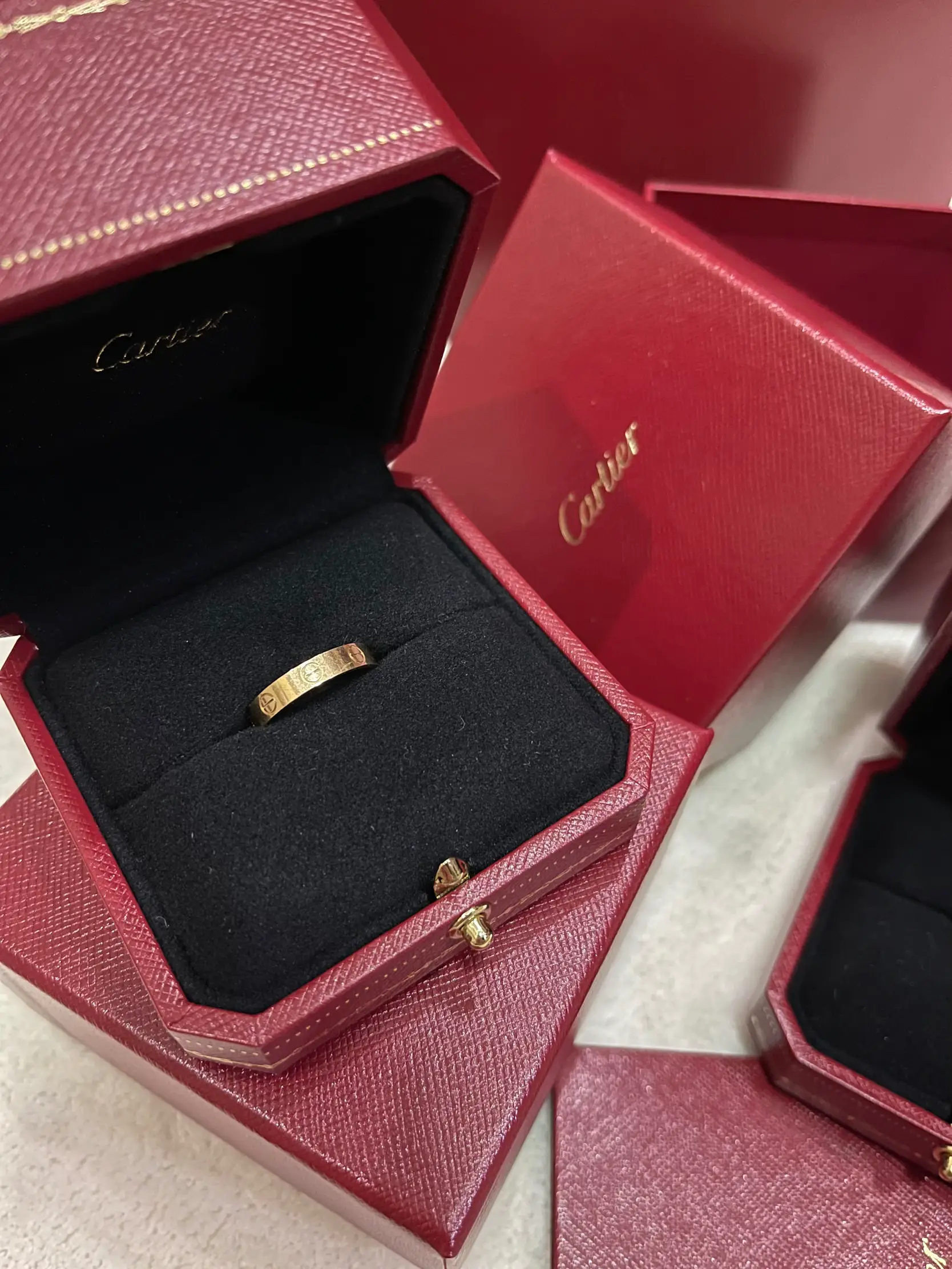 กล่องแดงที่ใฝ่ฝันน~ Cartier วงแรก Love or ตะปู? 💍 | แกลเลอรีที่โพสต์โดย ppakkss | Lemon8