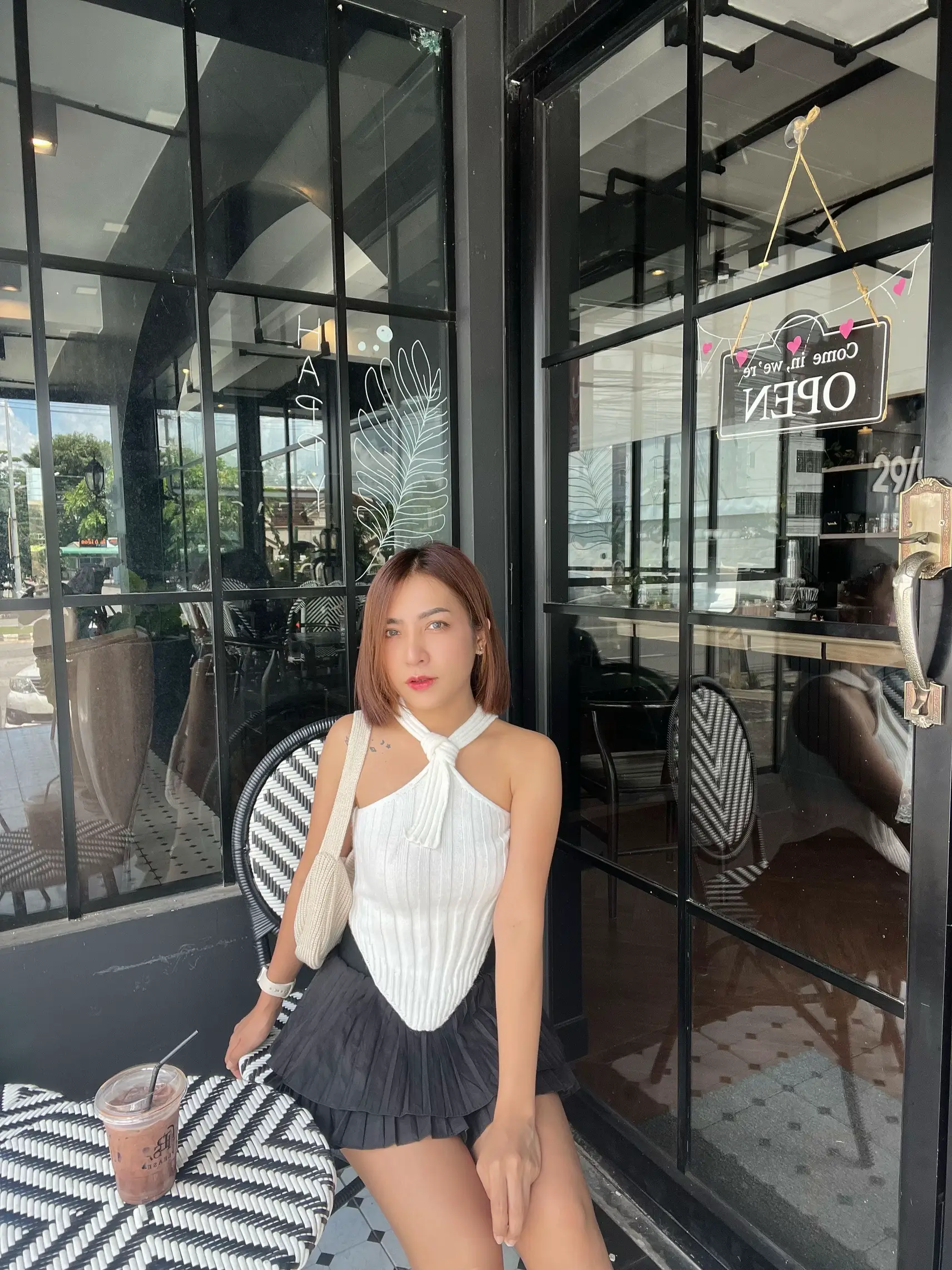 ท่าโพสต์ถือแก้ว | แกลเลอรีที่โพสต์โดย Praew_Nusara🤍 | Lemon8