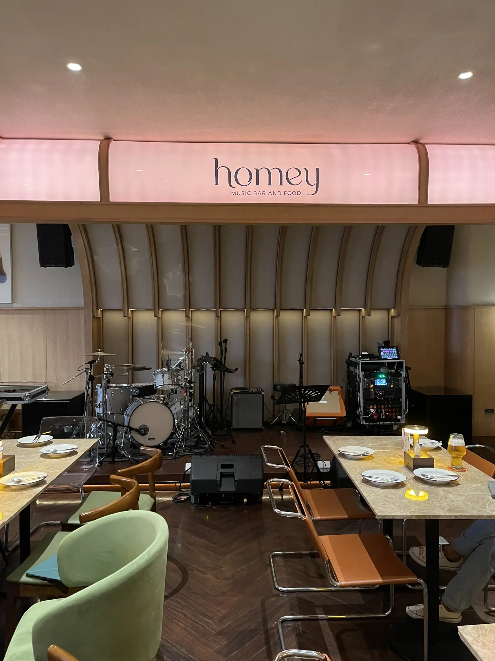 แจกพิกัดร้านนั่งชิว สุดชิคใกล้สนามบิน🍝 Homey music bar and | แกลเลอรี ...