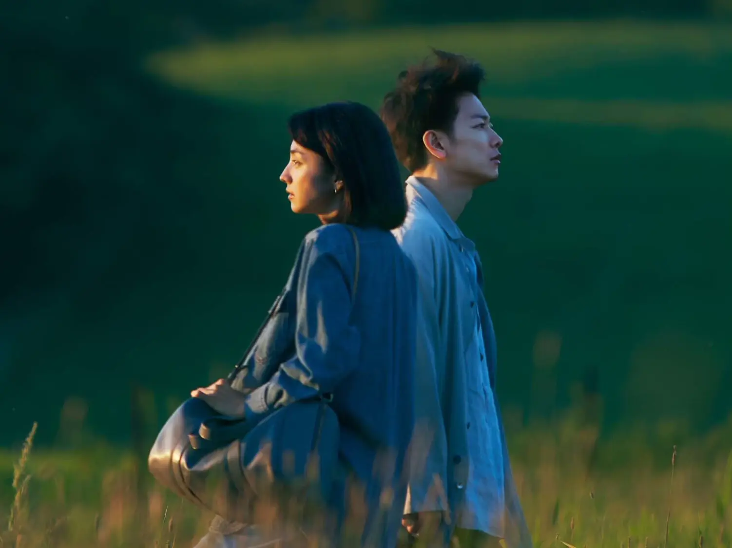 รักแรกพบ และความบังเอิญที่เหวี่ยงให้กลับมาพบกัน | แกลเลอรีที่โพสต์โดย BENJI Review | Lemon8