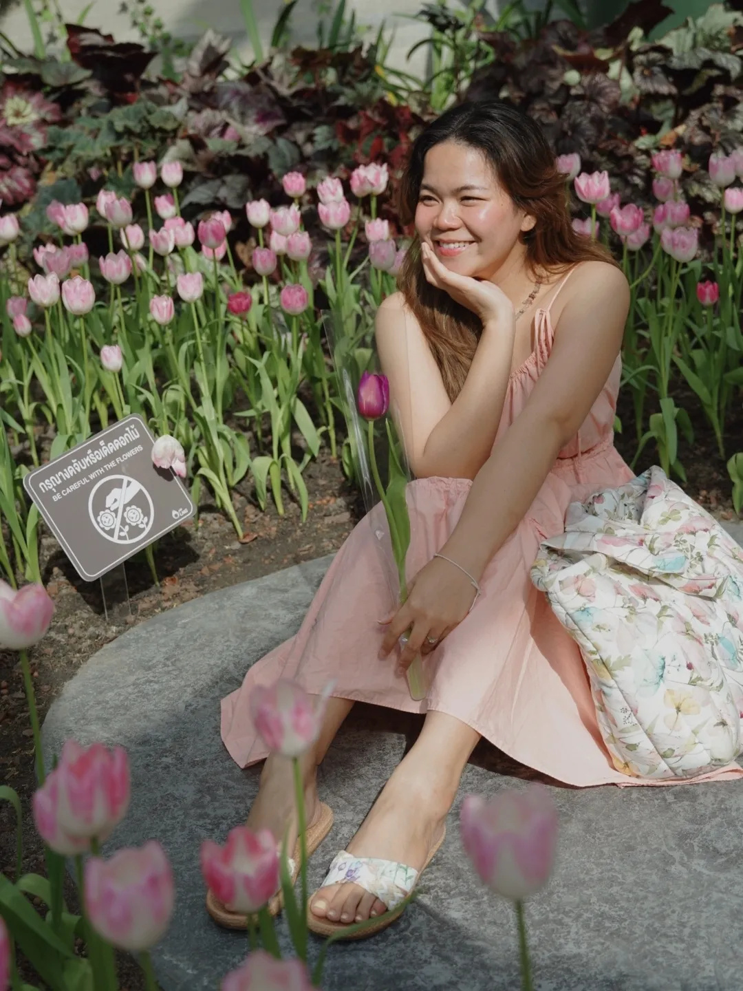 แต่งตัวไปเที่ยวสวนทิวลิปกับรองเท้าแตะทูทีน | แกลเลอรีที่โพสต์โดย lapasrada.93 | Lemon8