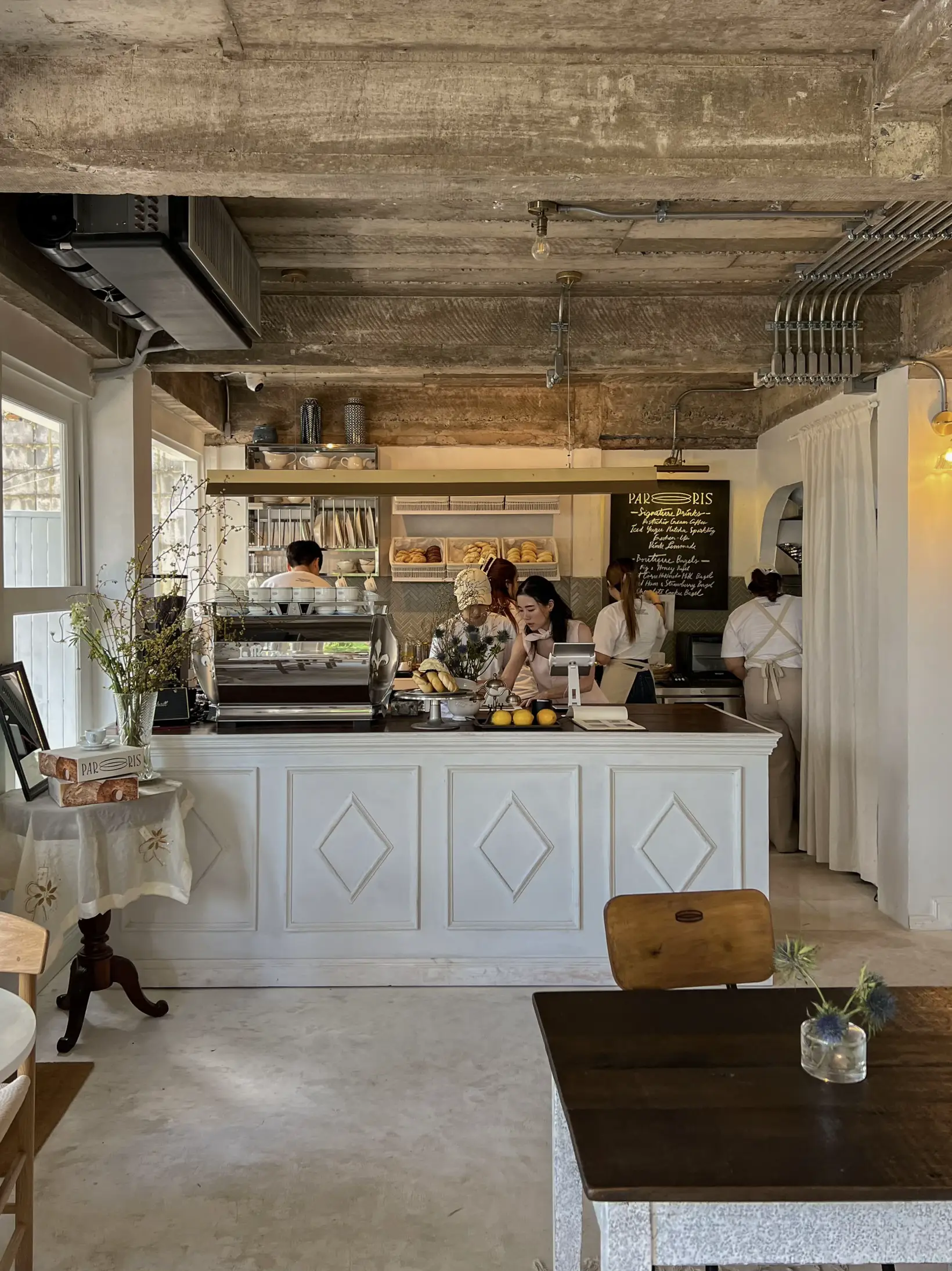 AlloHouse | คาเฟ่เปิดใหม่ย่านหลังสวน ไวป์ Cozy สุดๆ🏡🌳🛋️ | แกลเลอรีที่ ...