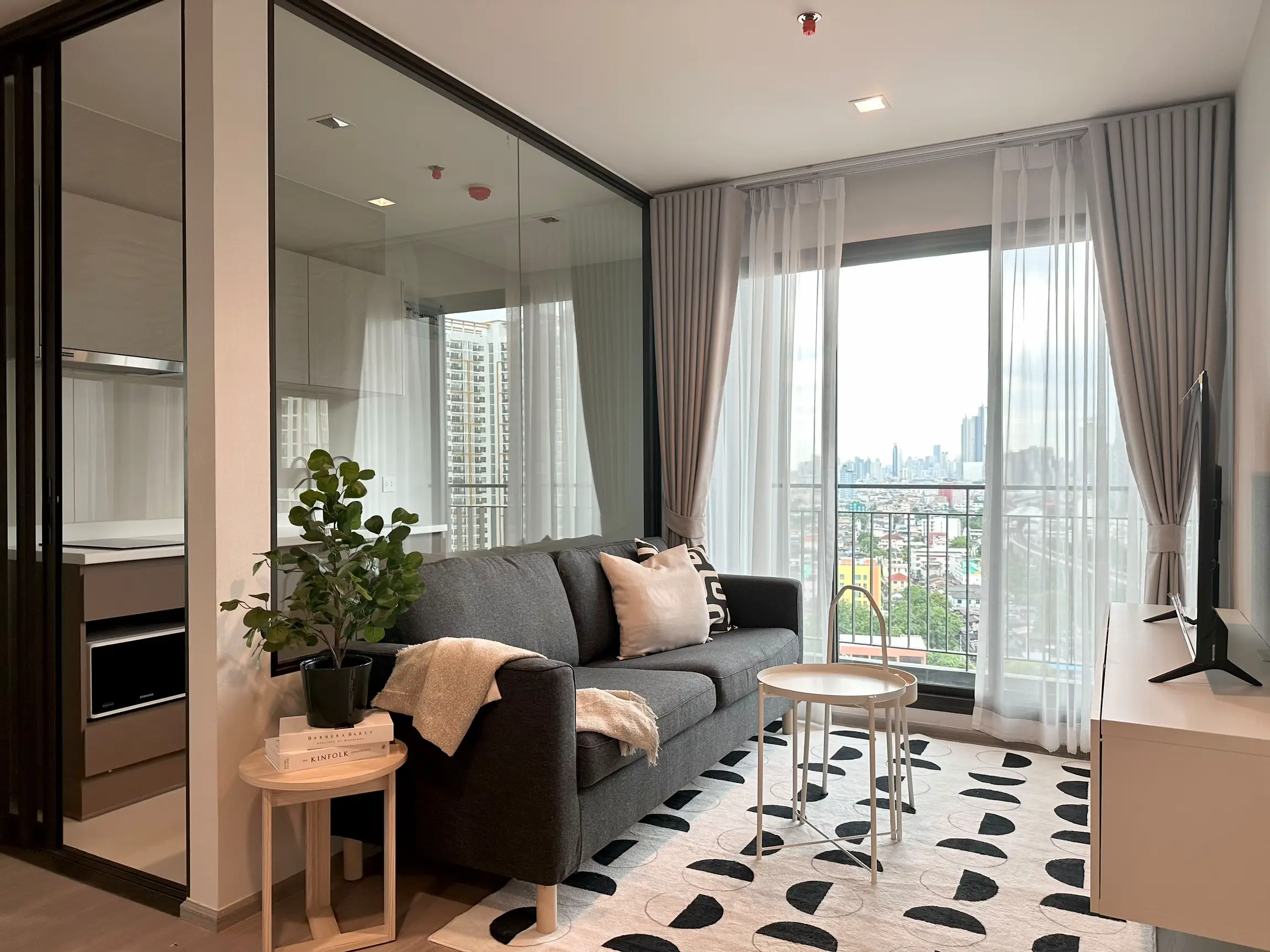 รีวิวแต่งคอนโดเอง ไม่ง้อ Interior ☺️ Tips & Tricks | แกลเลอรีที่โพสต์โดย ChuTang | Lemon8