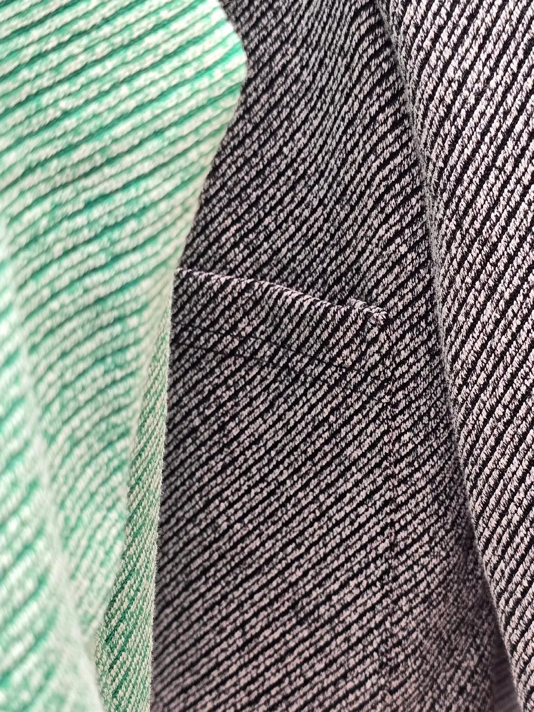 พามาดูเสื้อ Jacket Rally รุ่นใหม่ ถึงหน้าร้าน! 🪅 | แกลเลอรีที่โพสต์โดย thetinybangs | Lemon8