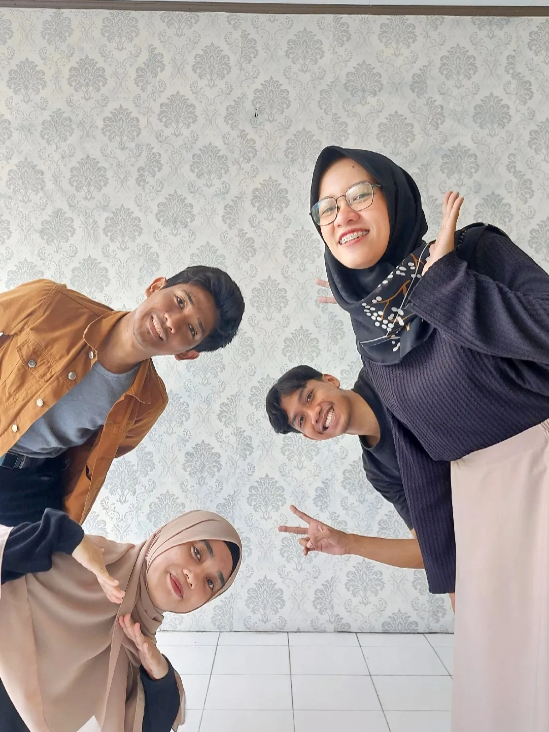 20 ide Gaya Foto Studio Bersama Bestie 4 Orang teratas di 2025