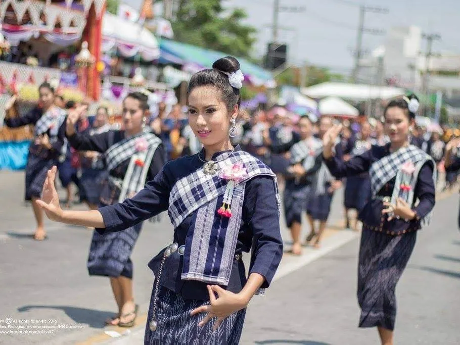 แจกทรงผม🙇🏻ทำได้ง่ายๆในงานประเพณีบุญบั้งไฟนางรำ แกลเลอรีที่โพสต์โดย ทำไปเรื่อย🥳 Lemon8