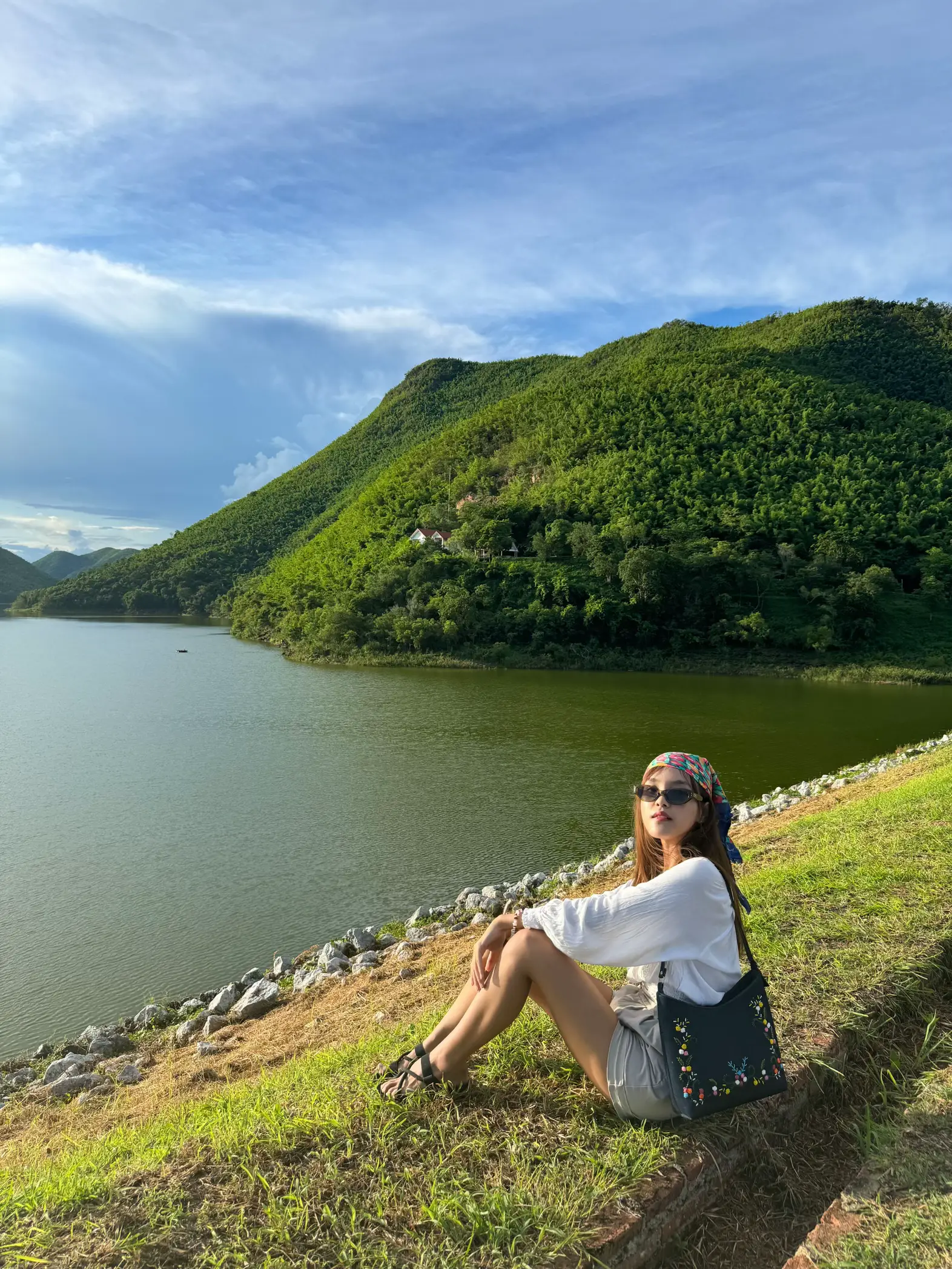 ถ่ายรูปชิคๆกับวิวภูเขาที่เขื่อนแก่งกระจาน⛰️🌳🛣️ | แกลเลอรีที่โพสต์โดย MI LK | Lemon8