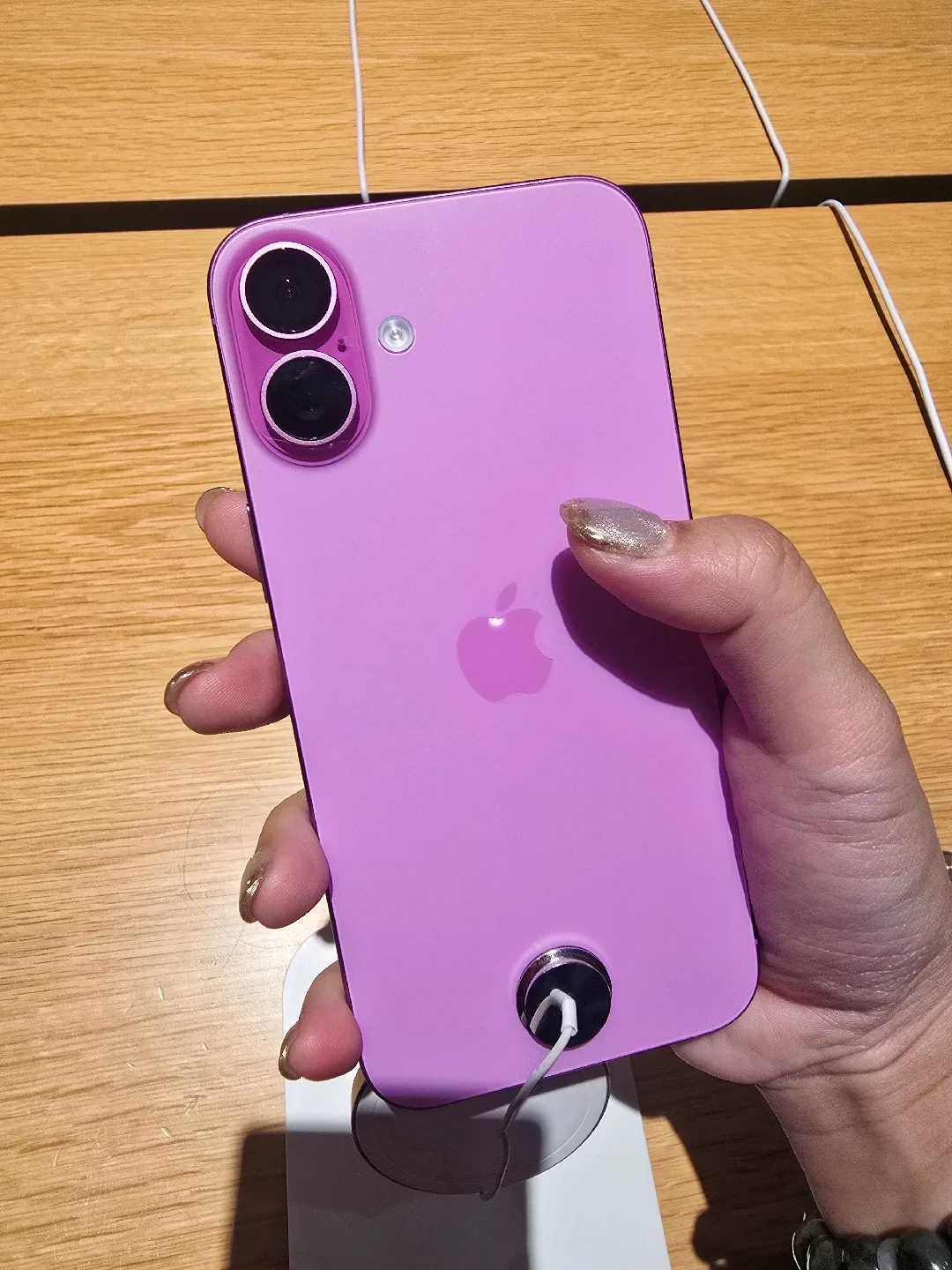 รีวิว Iphone 16 Plus สีโดนใจ 128 gb งบ 3 หมื่นนิดๆ | แกลเลอรีที่โพสต์โดย NidaWorld | Lemon8