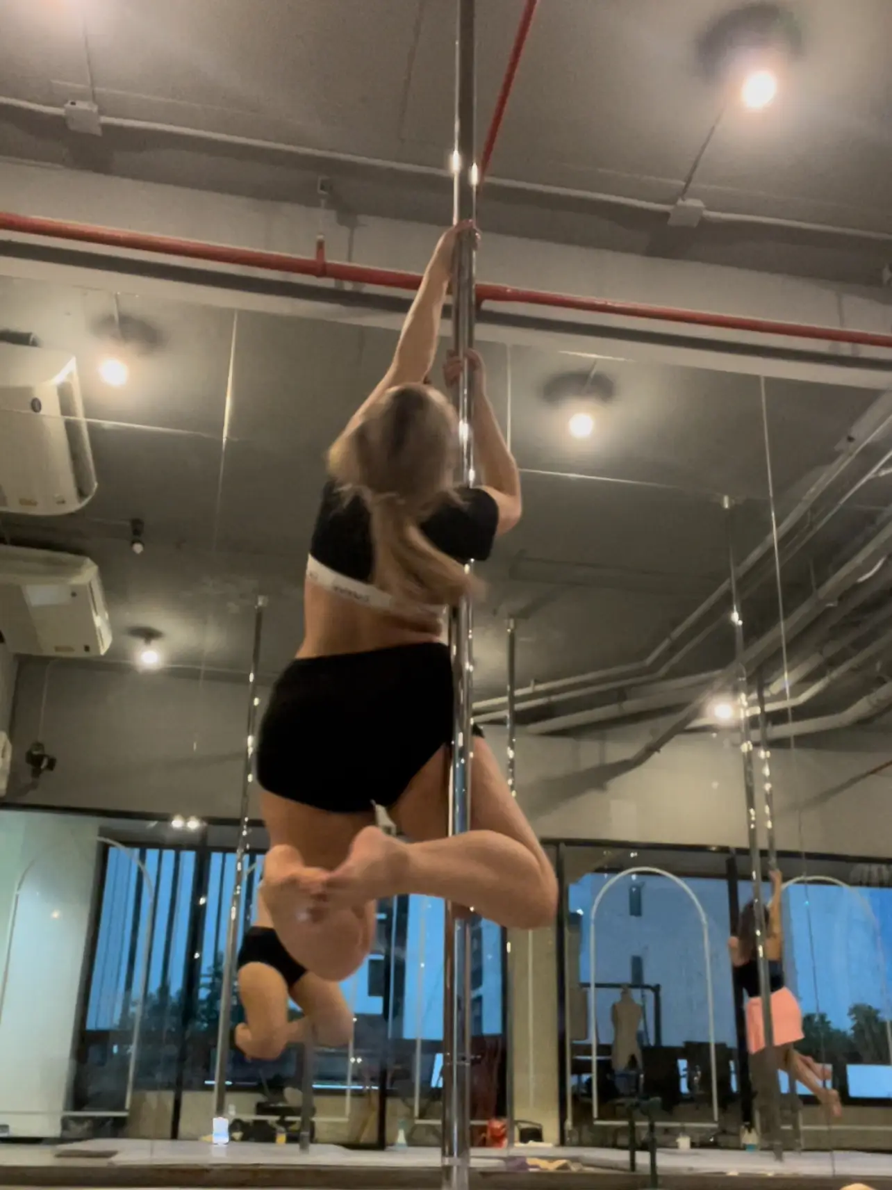 Pole dance ครั้งแรกในชีวิต | แกลเลอรีที่โพสต์โดย Ing Cws | Lemon8
