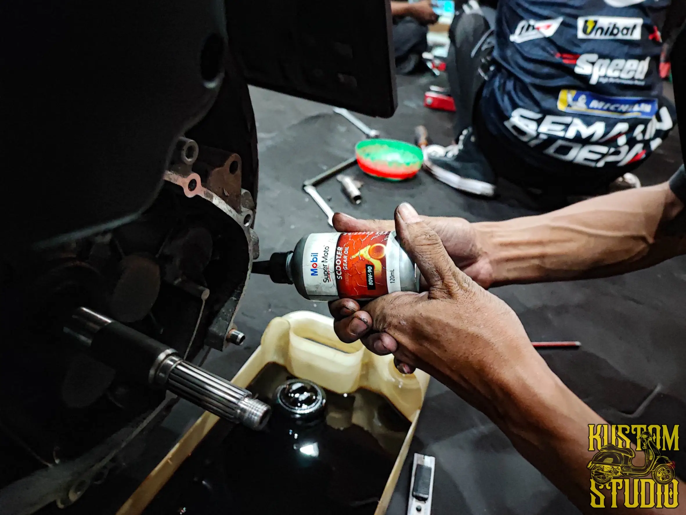 ขับขี่ปลอดภัย🌩️ หน้าฝนรีบมาเปลี่ยนยาง/น้ำมันเครื่องนะฟรีค่าแรง🛵 | แกล ...