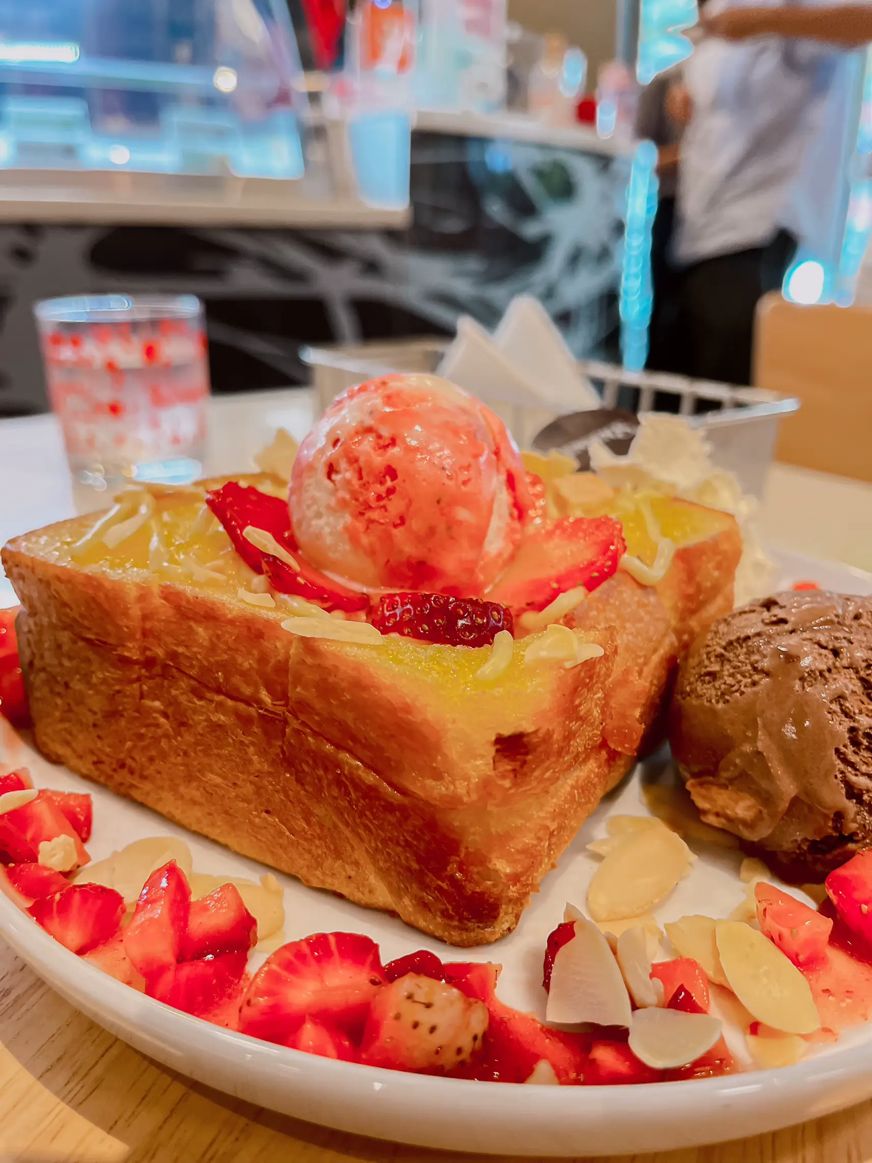 Fresh Strawberry Butter Toasty Custard Cream | แกลเลอรีที่โพสต์โดย ...