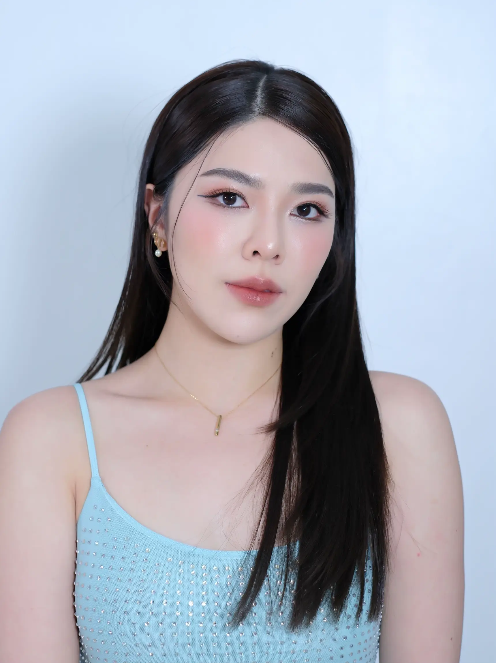 แต่งหน้าออกงาน ฉบับสาวไม่หวานเน้นคลีนๆ💗🥰 | แกลเลอรีที่โพสต์โดย Cholraya Makeup | Lemon8