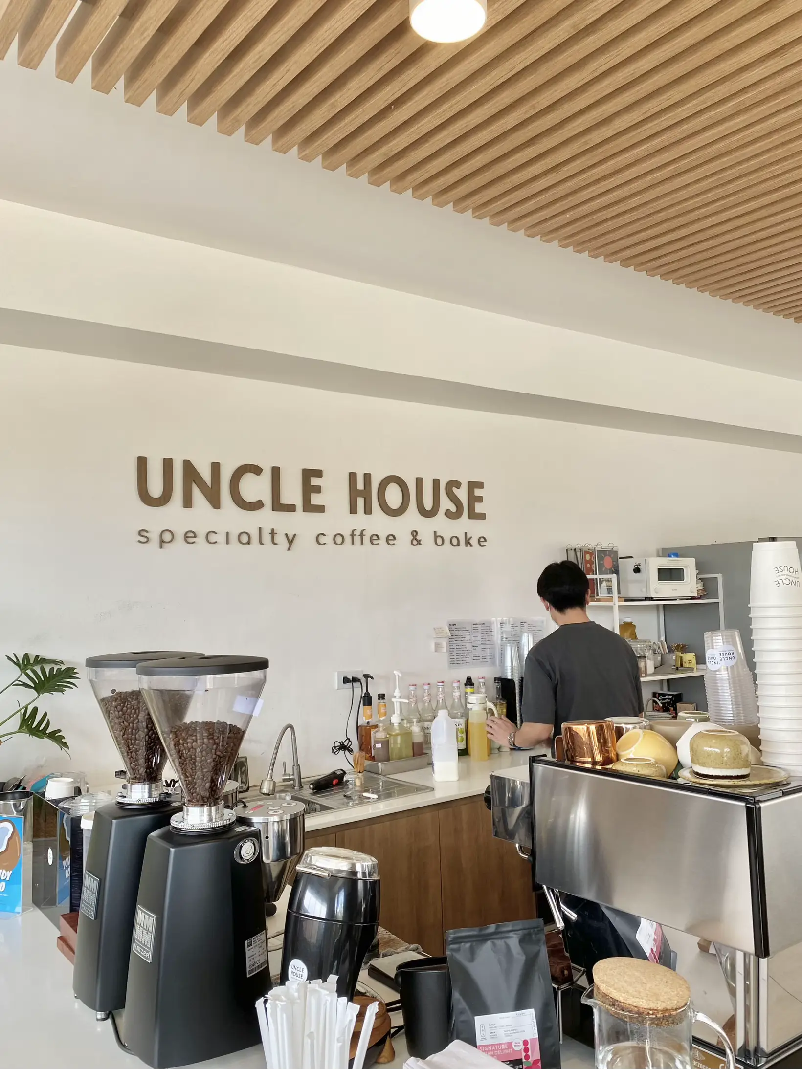 คาเฟ่บางแสน • Uncle House 🏠🥐🌷 | แกลเลอรีที่โพสต์โดย Fernus Diary | Lemon8