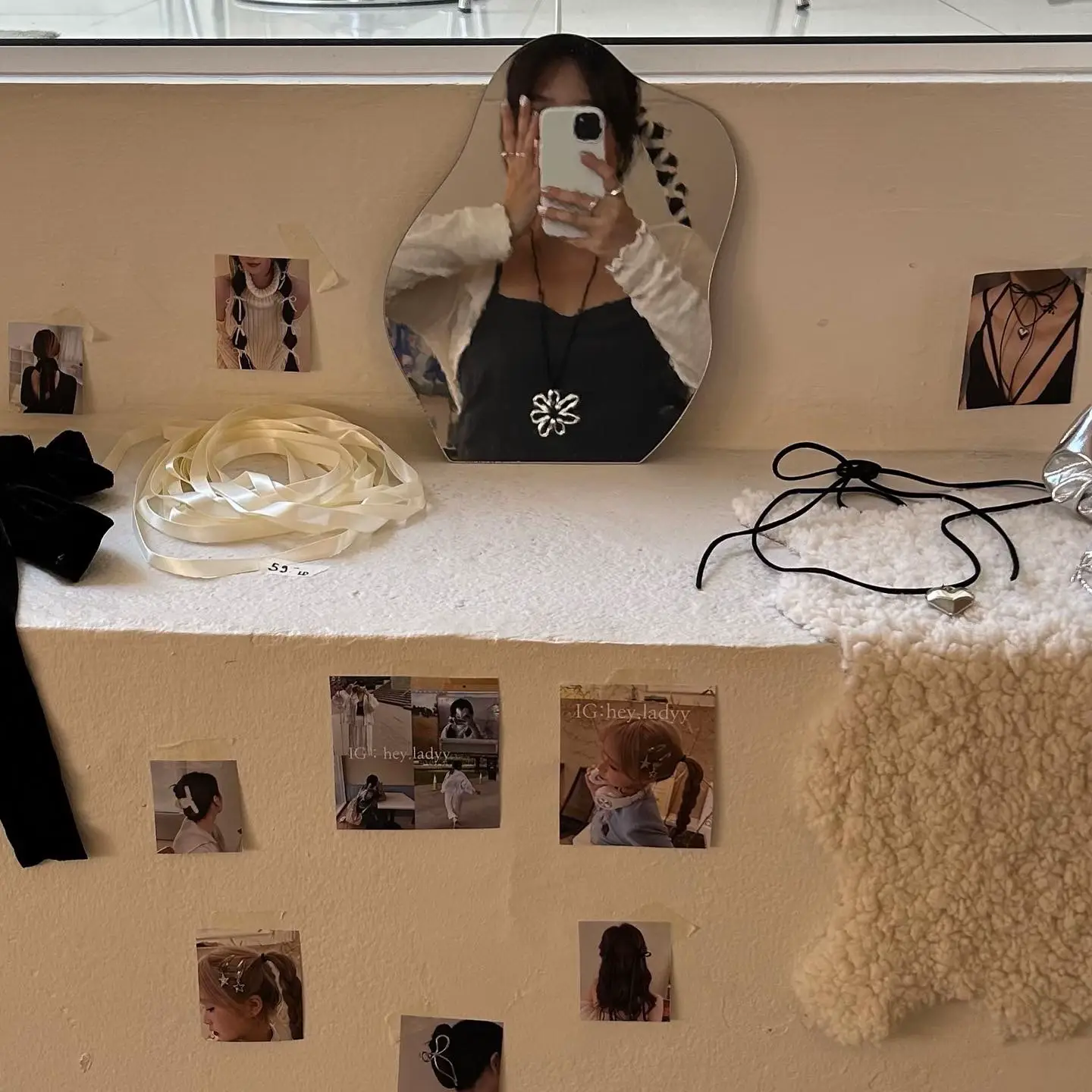 🎀🫧 เชคอิน! มุมถ่ายรูปใหม่ “Y2K โบว์” พสเกา @hintcoffee🔍 | แกลเลอรีที่โพสต์โดย hey.ladyy | Lemon8