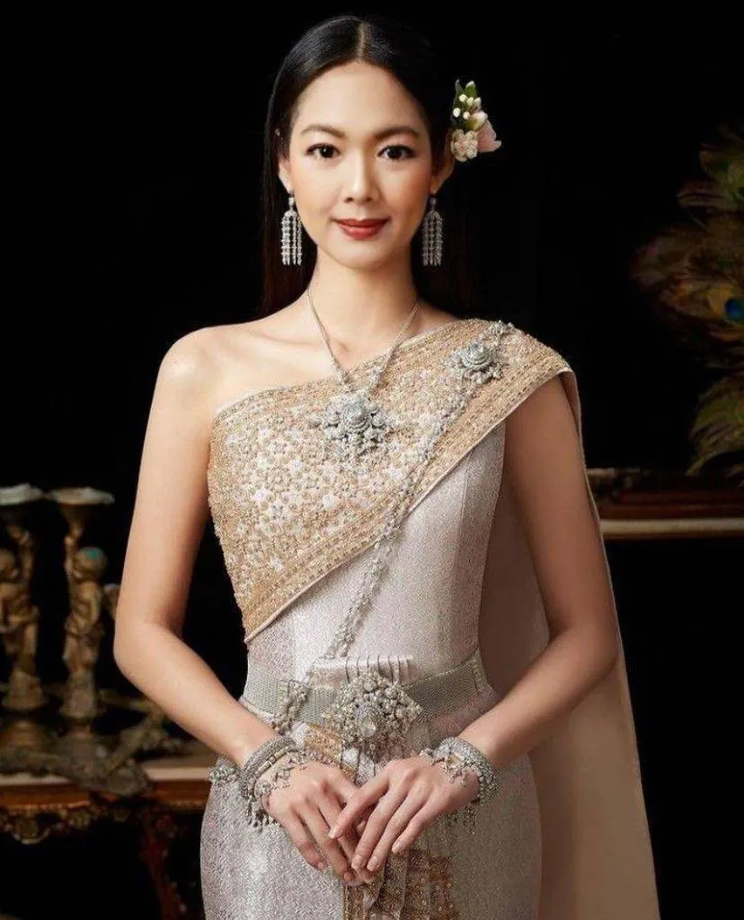 แต่งชุดไทยสวยๆ ด้วยAI | แกลเลอรีที่โพสต์โดย kru.ruja | Lemon8