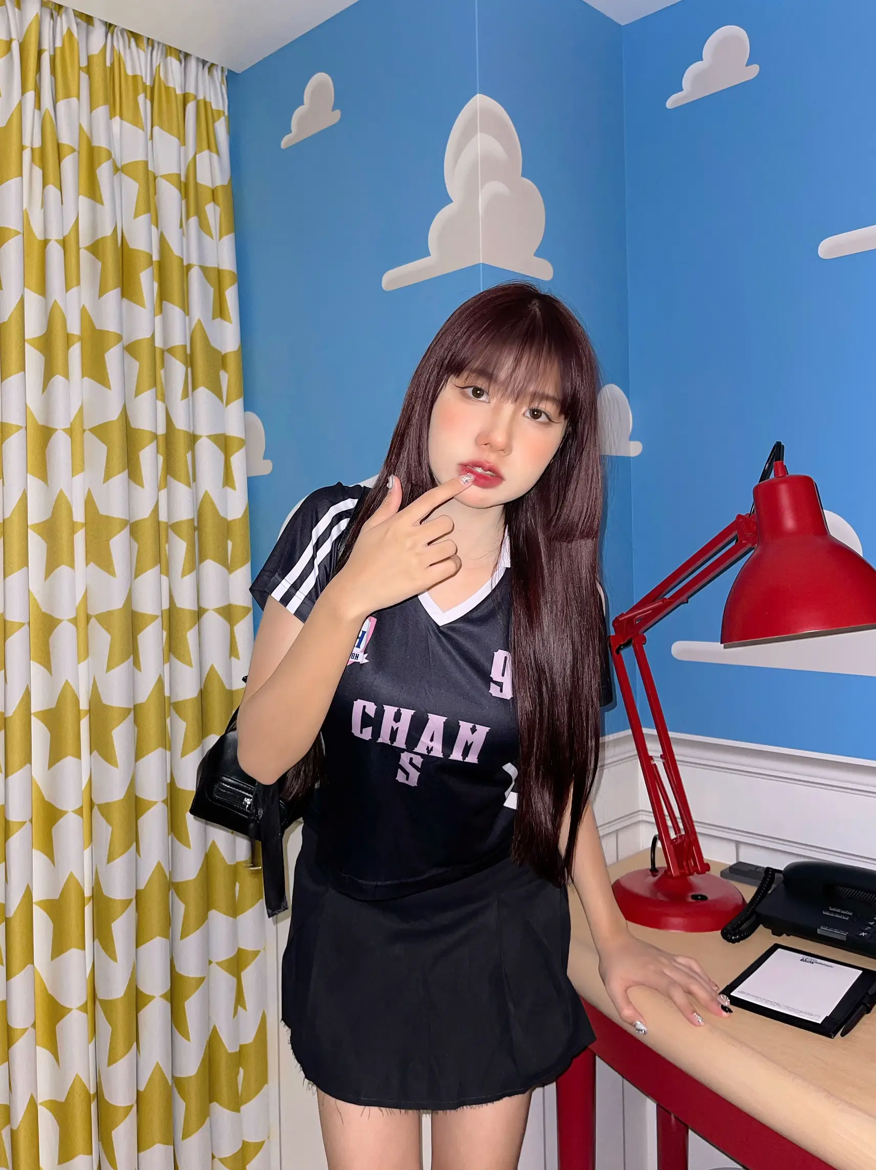 : เสื้อกีฬา y2k หลักร้อย 🍒 | แกลเลอรีที่โพสต์โดย bunny.guitar | Lemon8