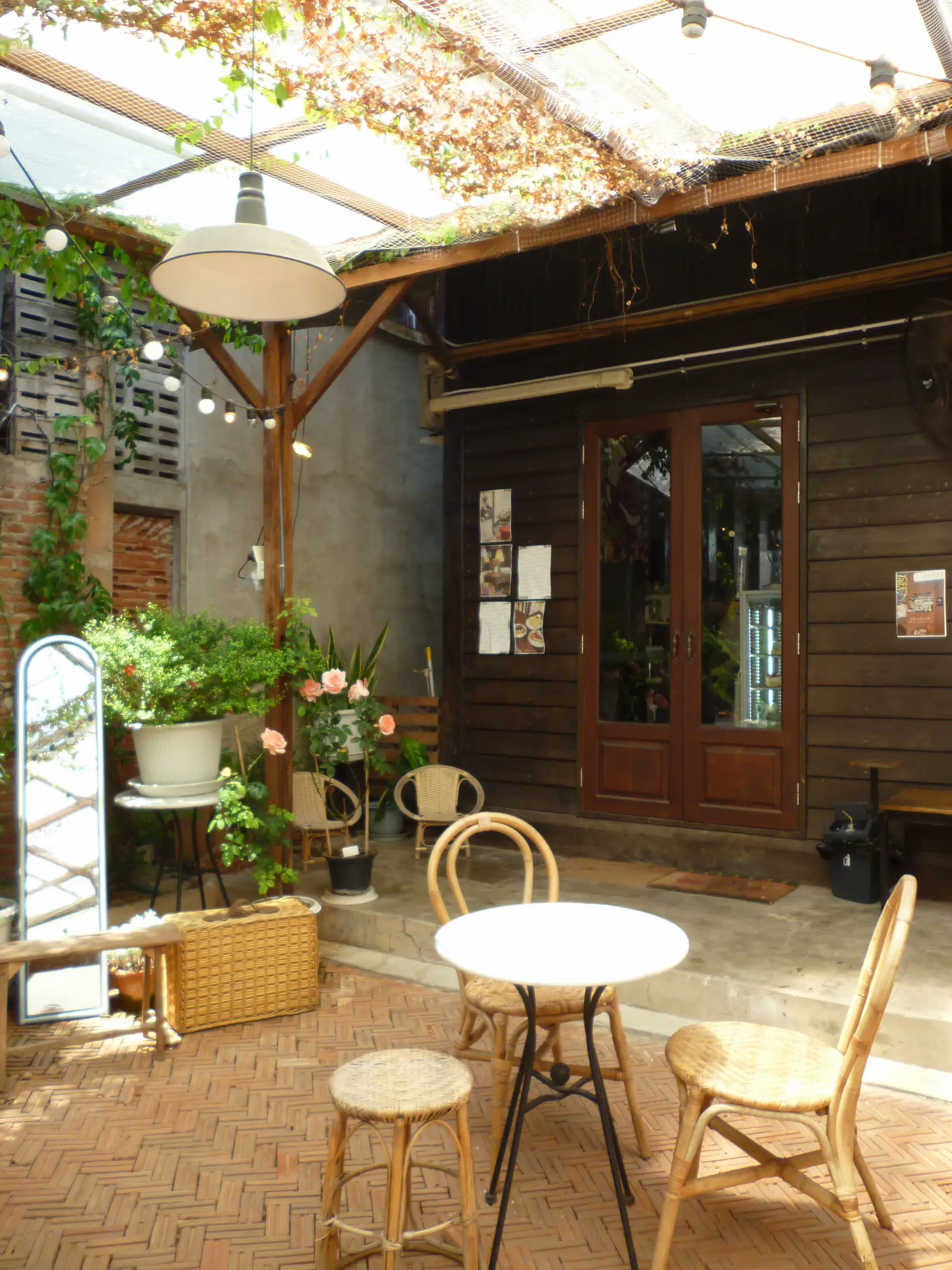 Old house Cafe —@Rayong คาเฟ่บ้านเก่า สายนักชอบดอกไม้ 🌹 | แกลเลอรีที่ ...