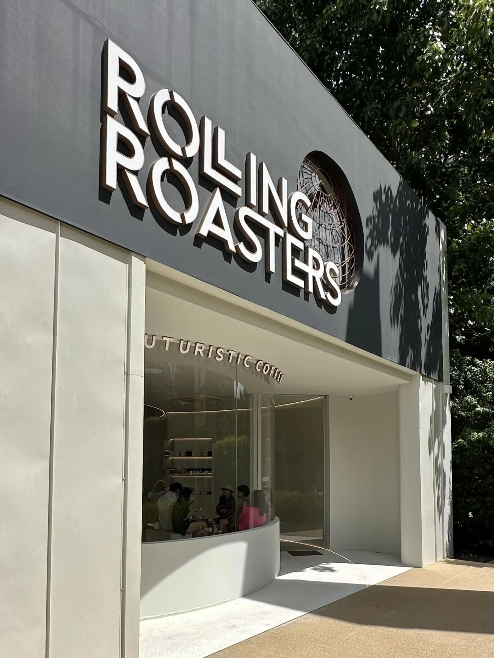 ☕️ Rolling Roasters : คาเฟ่สุดคูลเปิดใหม่ ติดบีทีเอสเอกมัย | แกลเลอรีที่โพสต์โดย jnmayy | Lemon8
