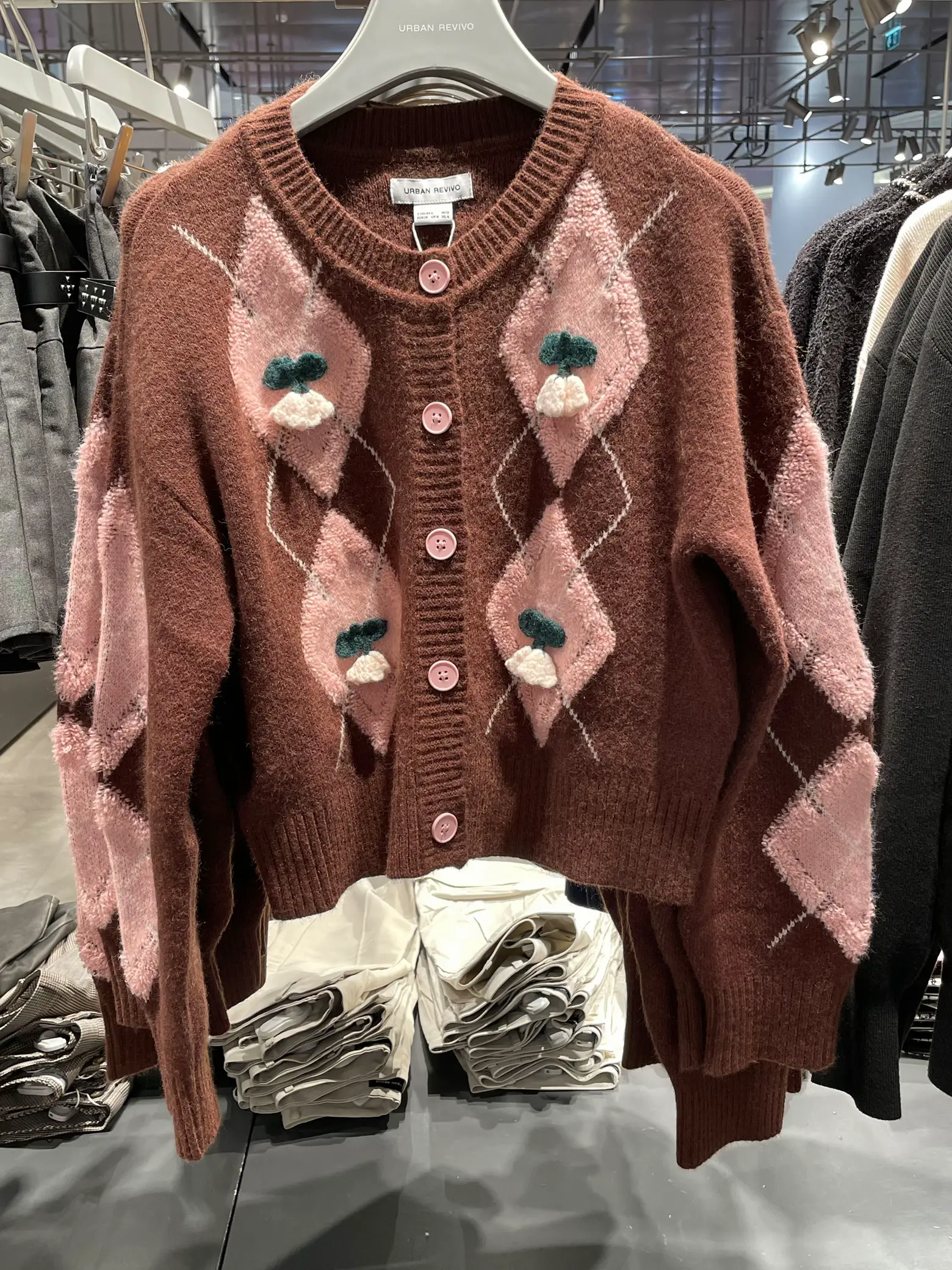 URBAN REVIVO ลด 50% กรี๊ดดมากๆ | แกลเลอรีที่โพสต์โดย อเวจีสีชมพู | Lemon8