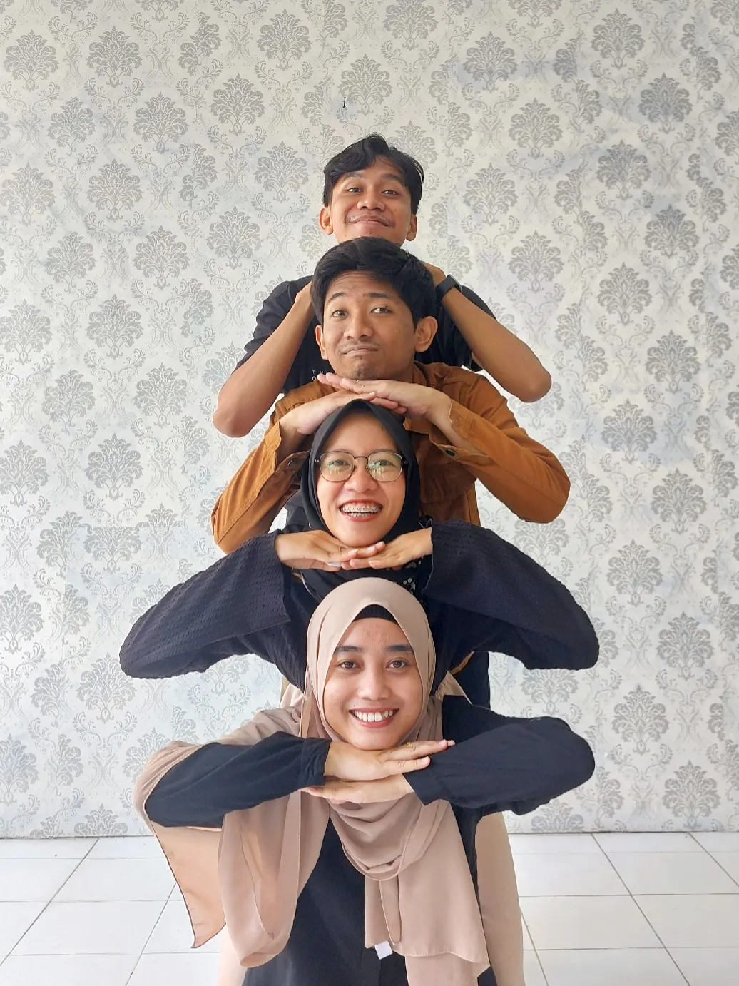 20 ide Gaya Foto Studio Bersama Bestie 4 Orang teratas di 2025