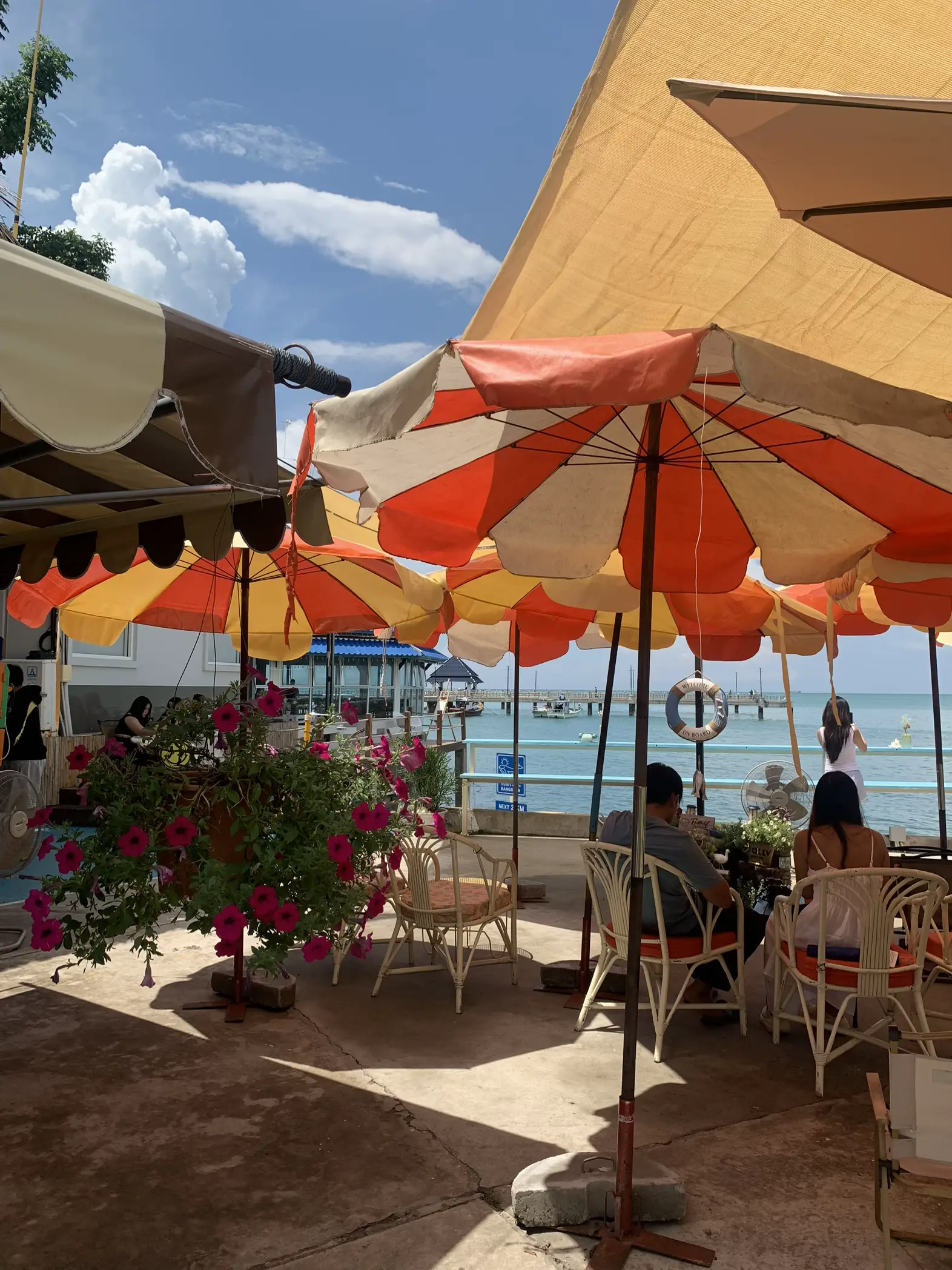 คาเฟ่บางแสนฟีลติดเกาะ tiny island🌊🌴 | แกลเลอรีที่โพสต์โดย 𝑃. | Lemon8