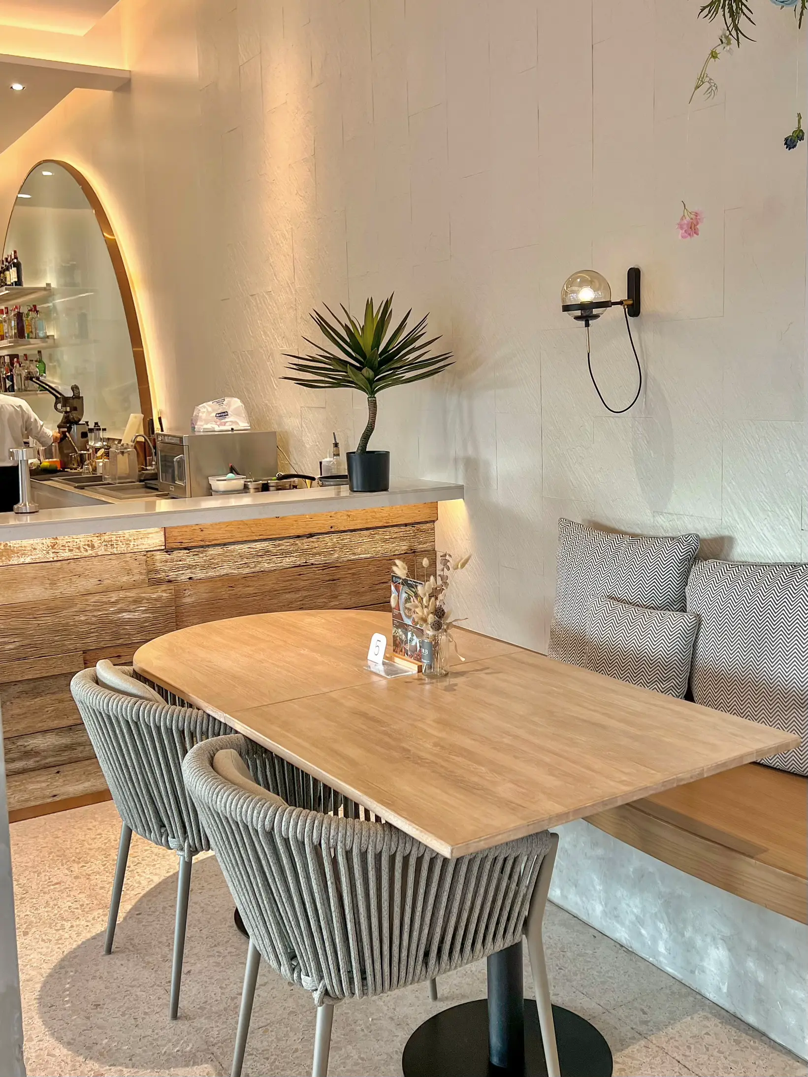 🌷คาเฟ่ brunch น่ารักๆ ที่พัทยา บรรยากาศดีมาก!🥣🌳 | แกลเลอรีที่โพสต์โดย Jabchaith | Lemon8