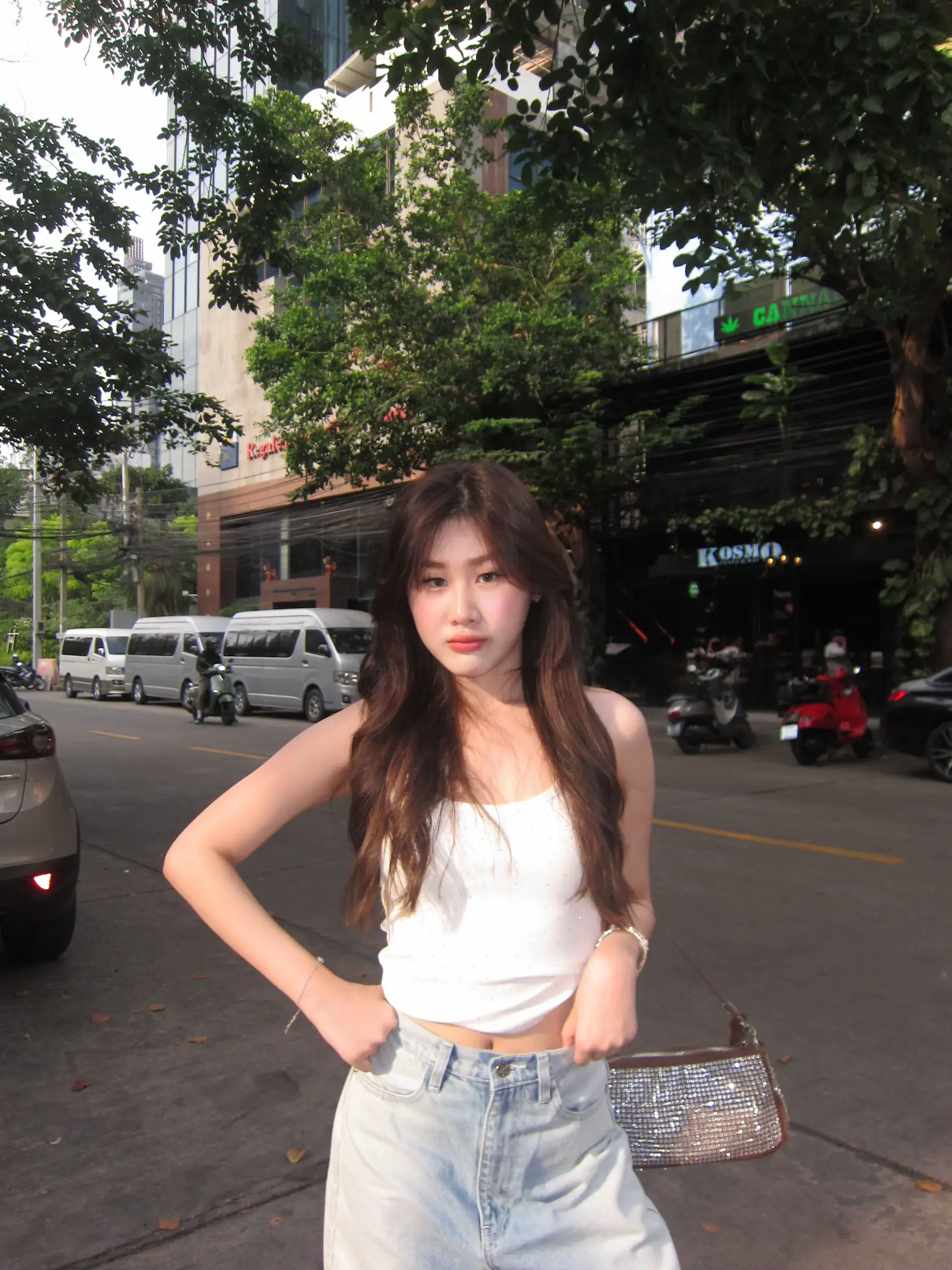 แจกพิกัดถ่ายรูป🐰📷 ย่านสาทร ฟีลถนน | แกลเลอรีที่โพสต์โดย aomphak | Lemon8