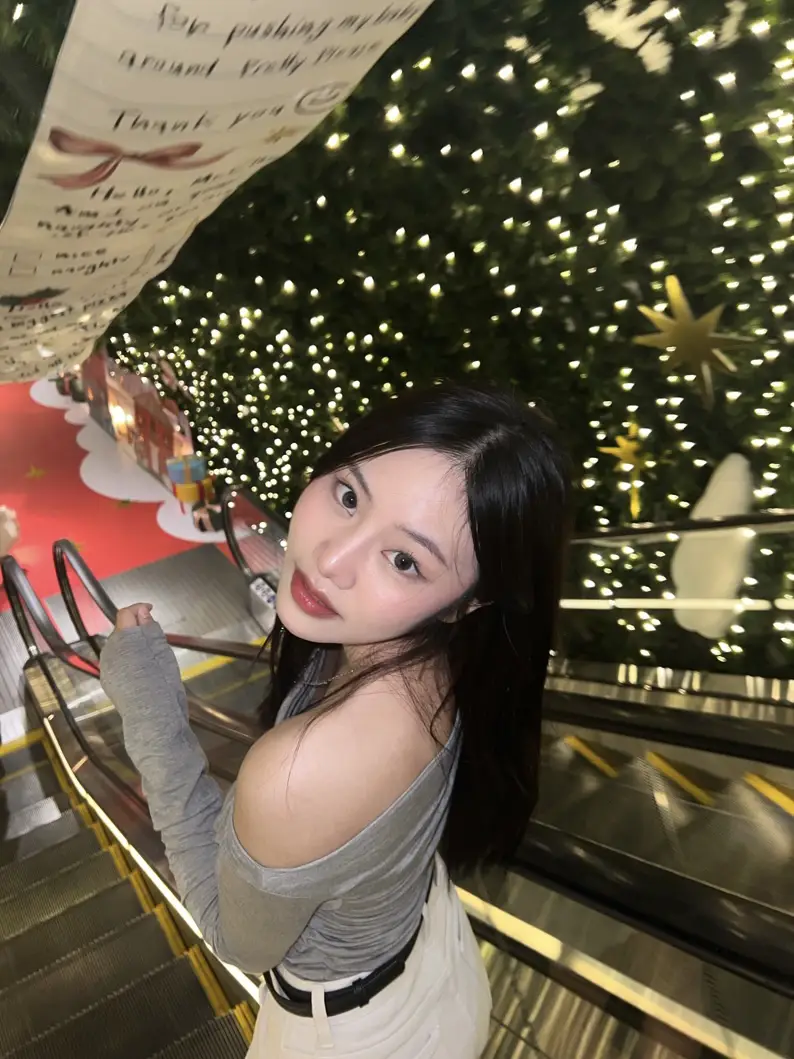 บันไดเลื่อนที่ Central Embassy 🎄😝 | แกลเลอรีที่โพสต์โดย pèi | Lemon8