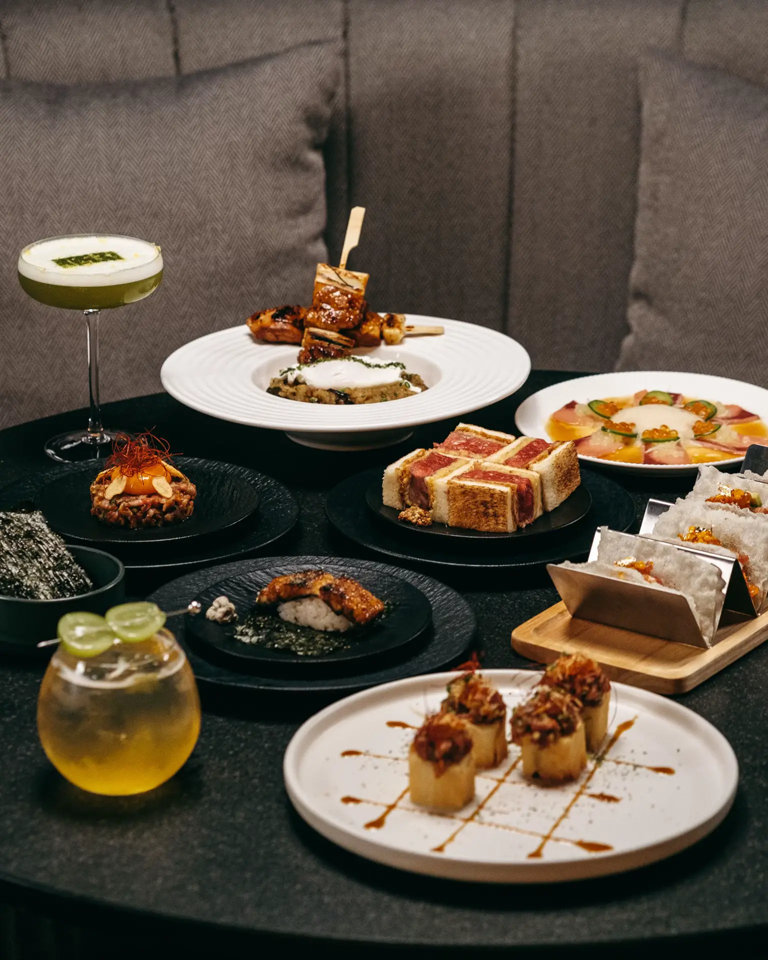 KINKI Japanese Restaurant Exclusive Atmosphere Handsome Gold ...