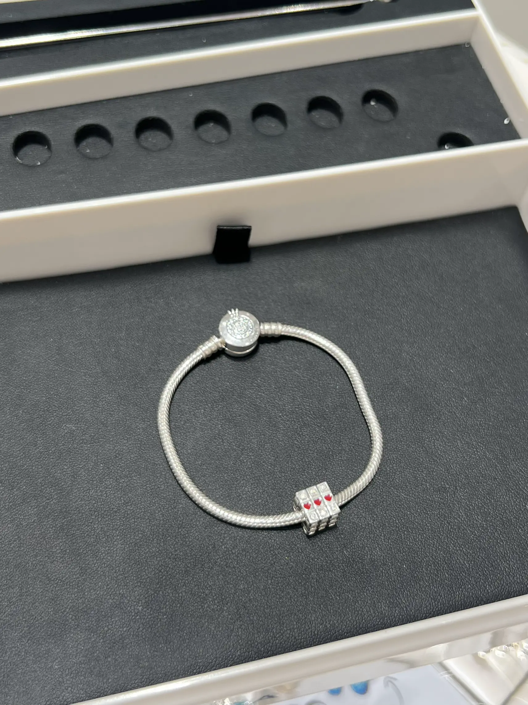 ชาร์ม Rubik ของ Pandora ความน่ารักและฟังก์ชันที่ไม่เหมือนใคร