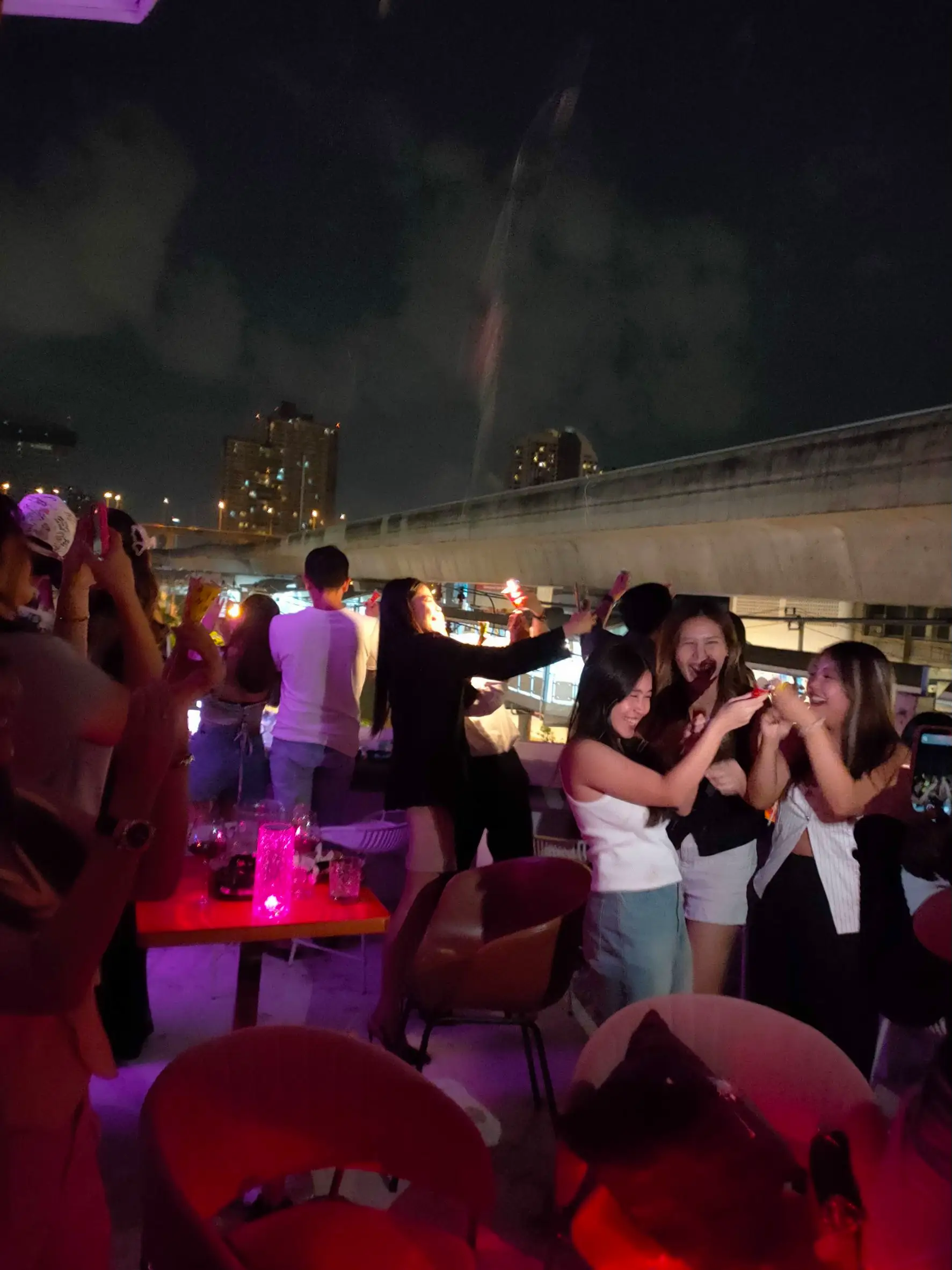 #บาร์ลับอุดมสุข " Secret bar that’s not secret " | แกลเลอรีที่โพสต์โดย Ton fix | Lemon8