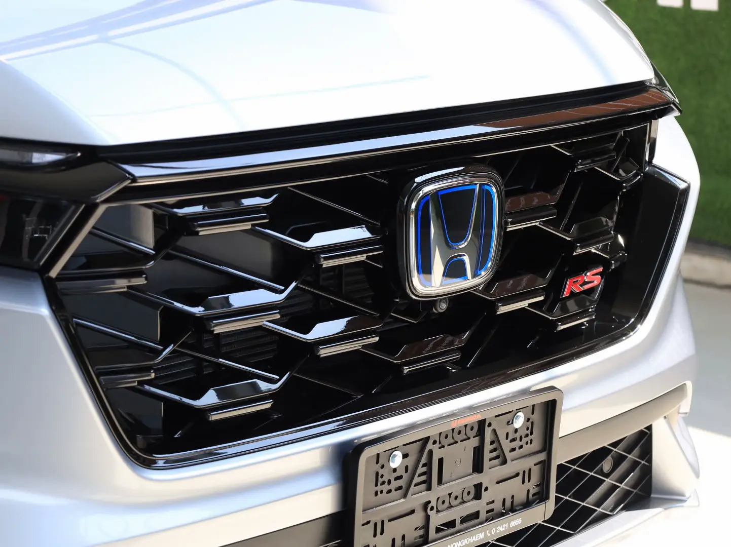 CR-V รุ่น e:HEV RS สีเงินลูนาร์ | แกลเลอรีที่โพสต์โดย Chap Honda | Lemon8