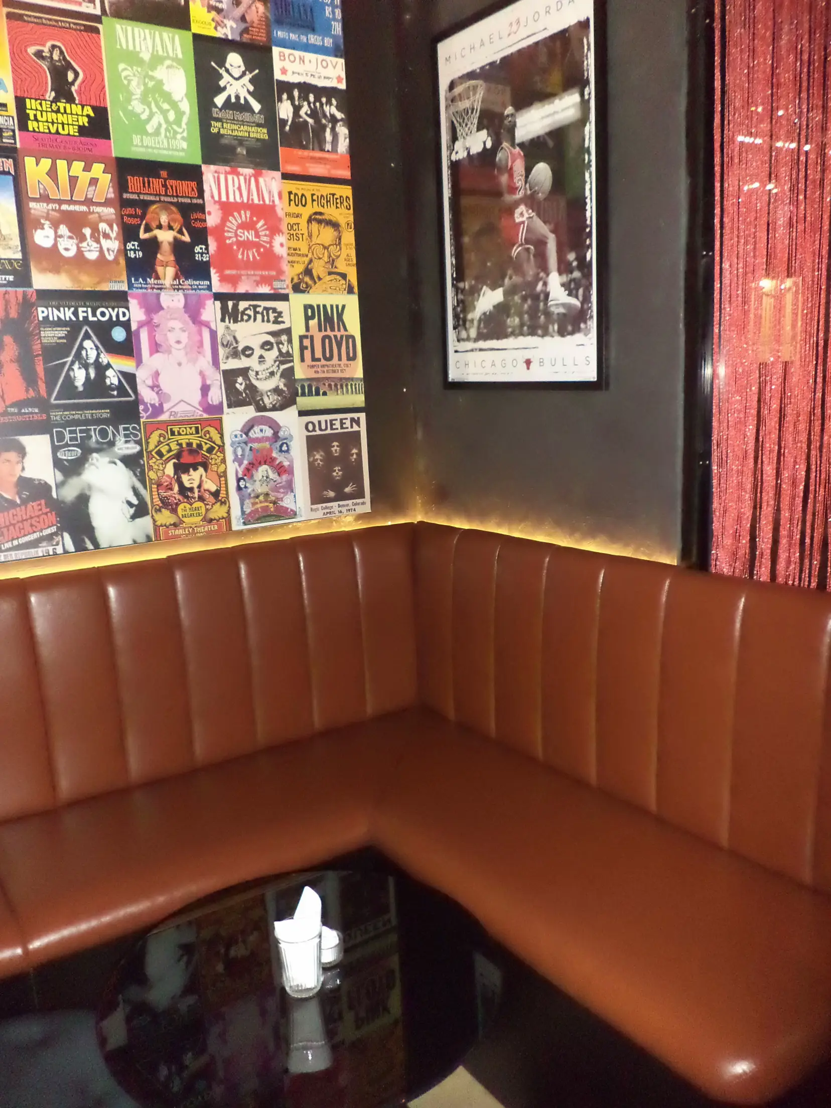 บาร์ลับเปิดใหม่ย่านปากน้ำ |Red Bar Whiskey & Wine Bar 🫗 | Gallery ...