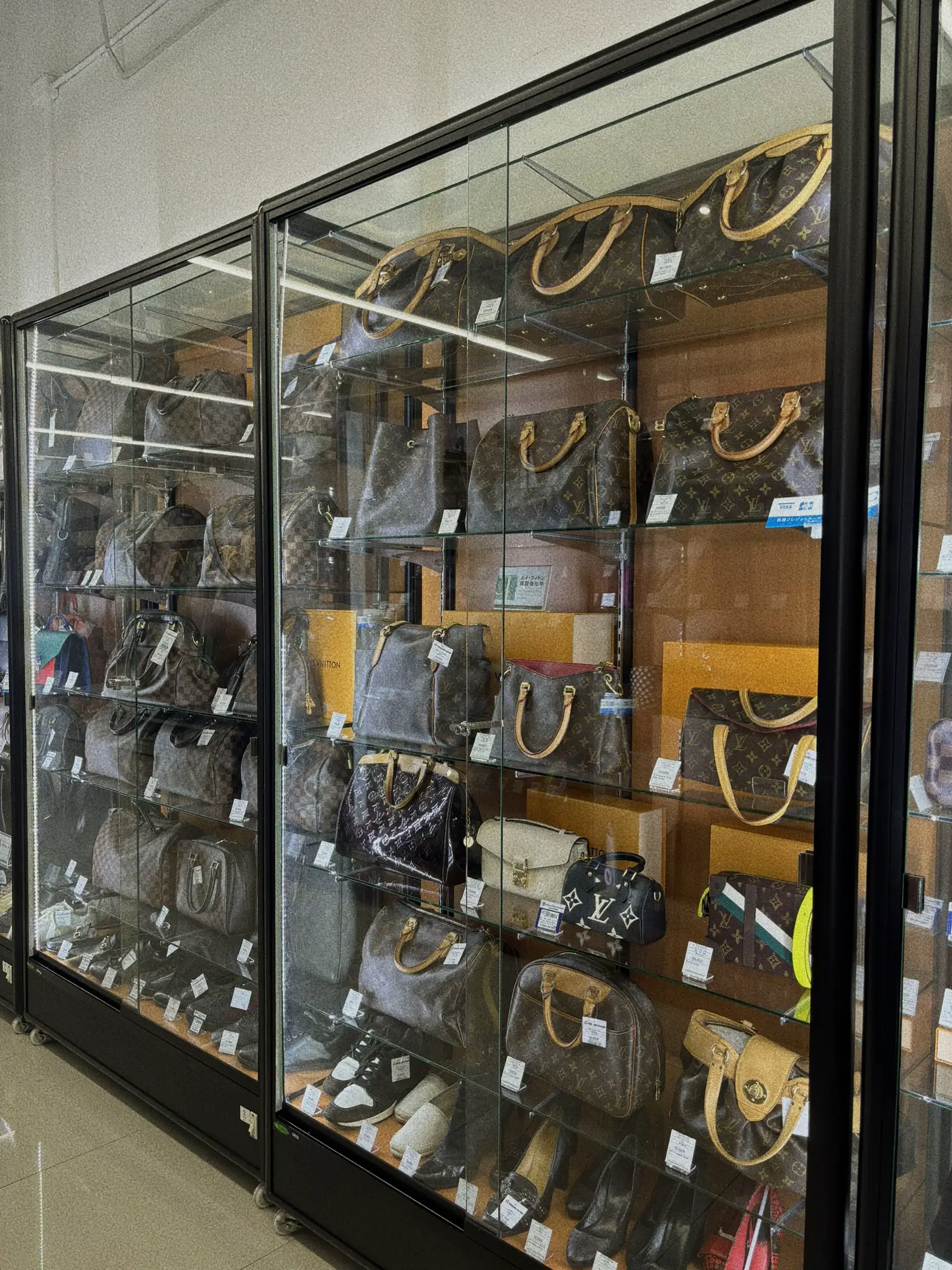 ร้าน Second-Hand store (ไม่รู้ลับหรือเปล่า)มีแต่คนญี่ปุ่น! | แกลเลอรีที่โพสต์โดย Napakarn | Lemon8