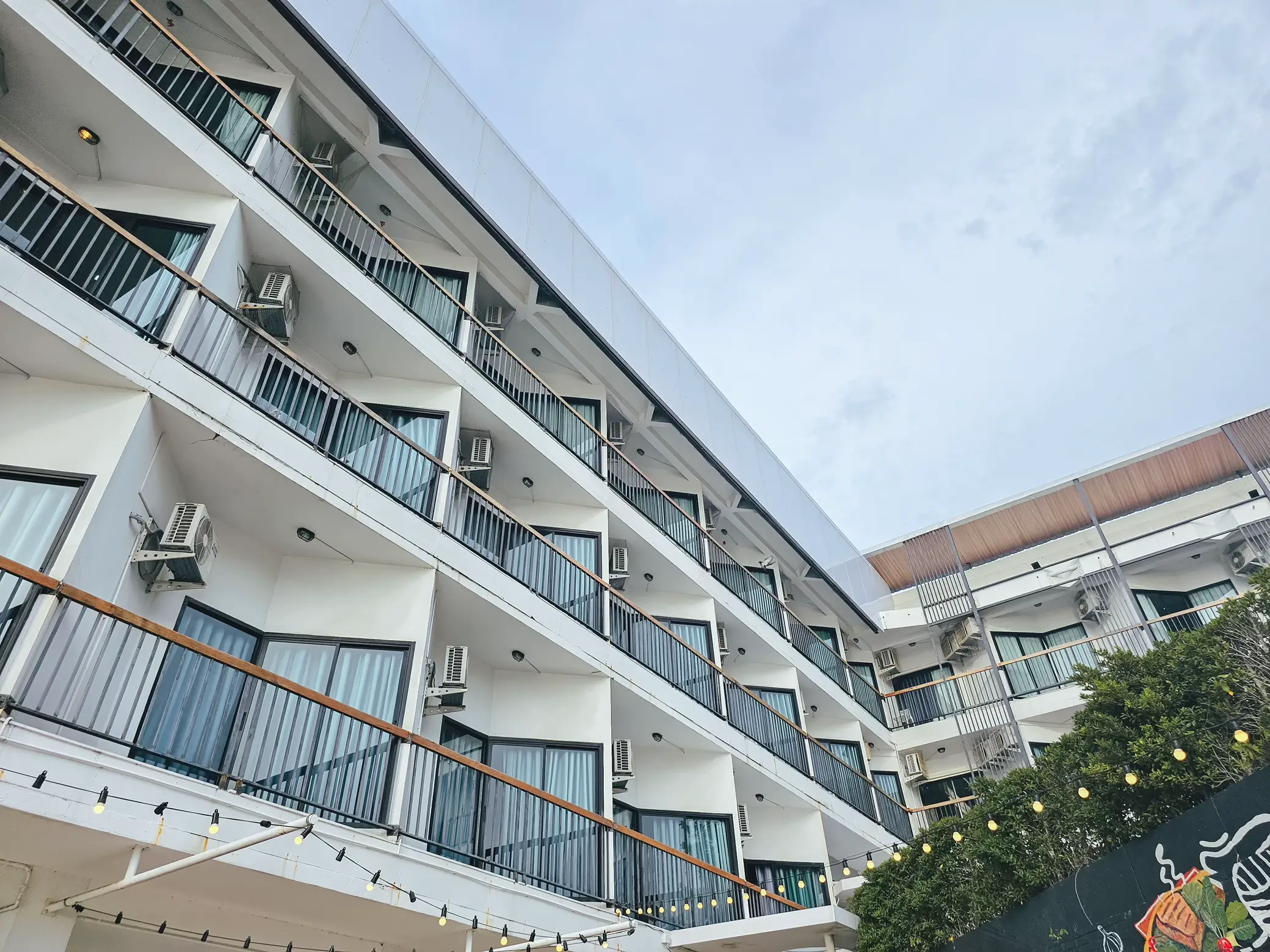 พักติดทะเลใกล้กรุงเทพ 🌊 The Loft Seaside Siracha | แกลเลอรีที่โพสต์โดย iApinyaa | Lemon8