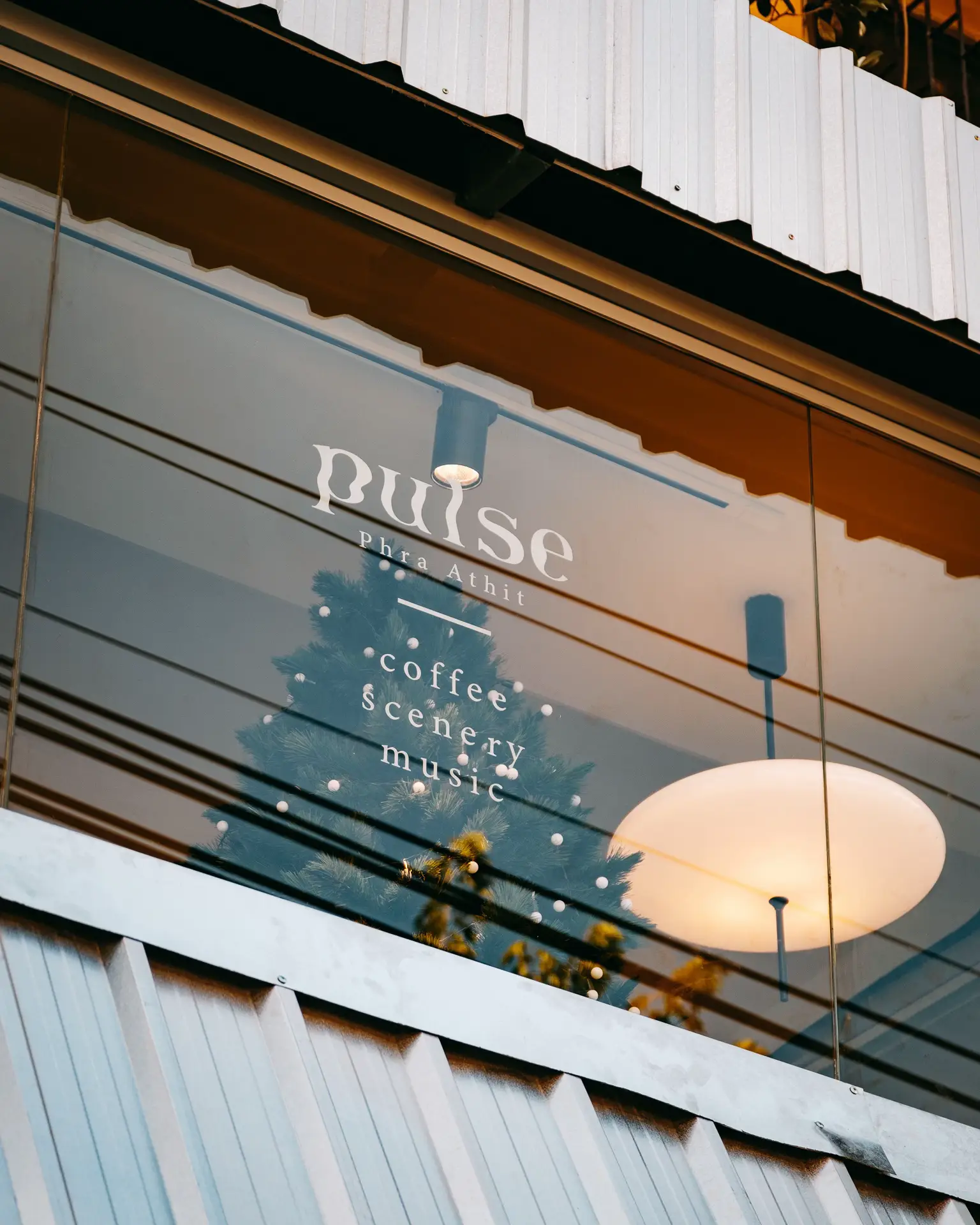 Pulse Phra-Arthit Cafe in Warm Old Building Cozy Sun Rd | Gallery posted by Rattomarty | Lemon8