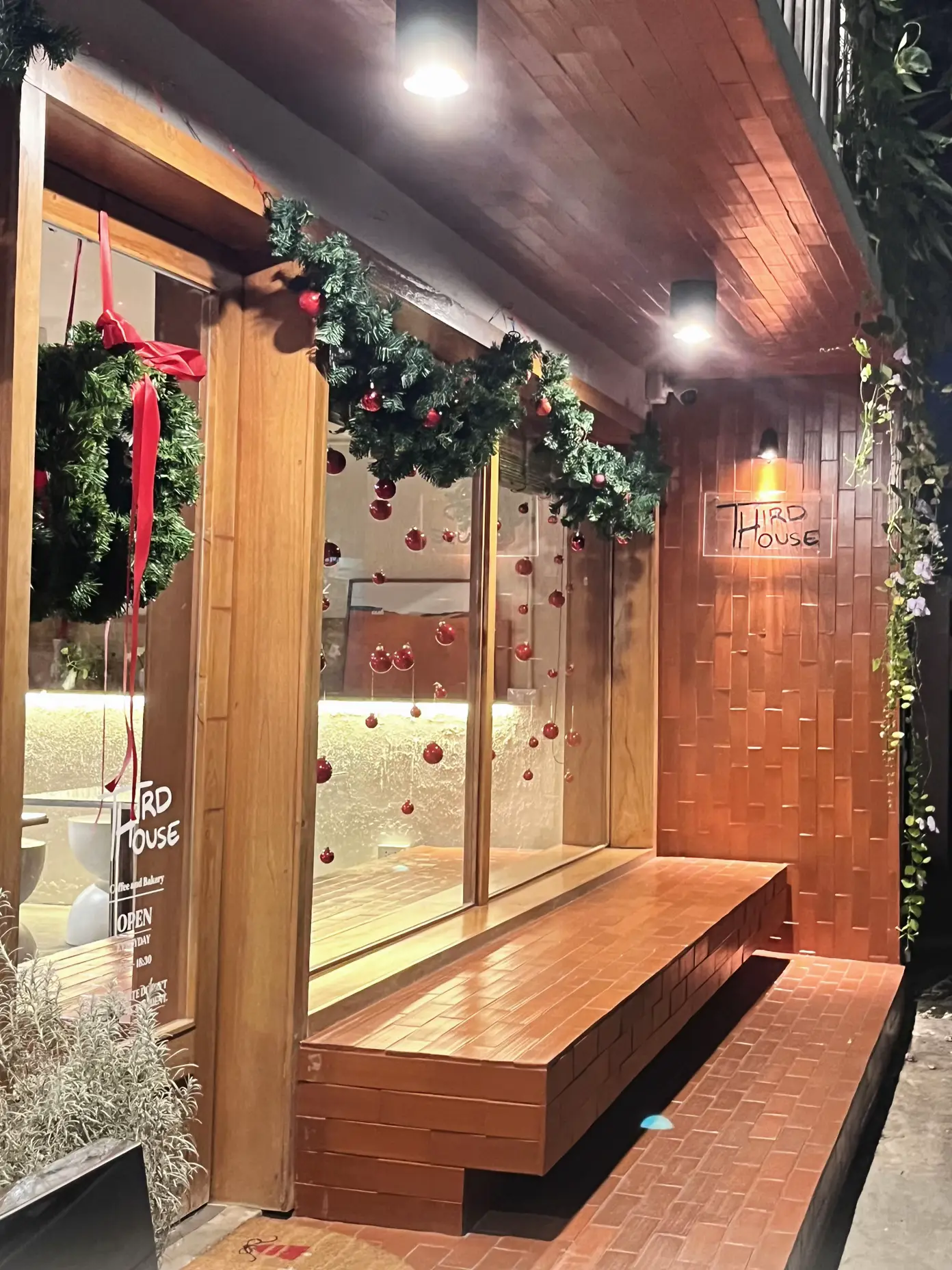 สถานที่ย่านบางเเคที่จริงใจ Third house Cafe🎄😻 | แกลเลอรีที่โพสต์โดย tinamusix | Lemon8