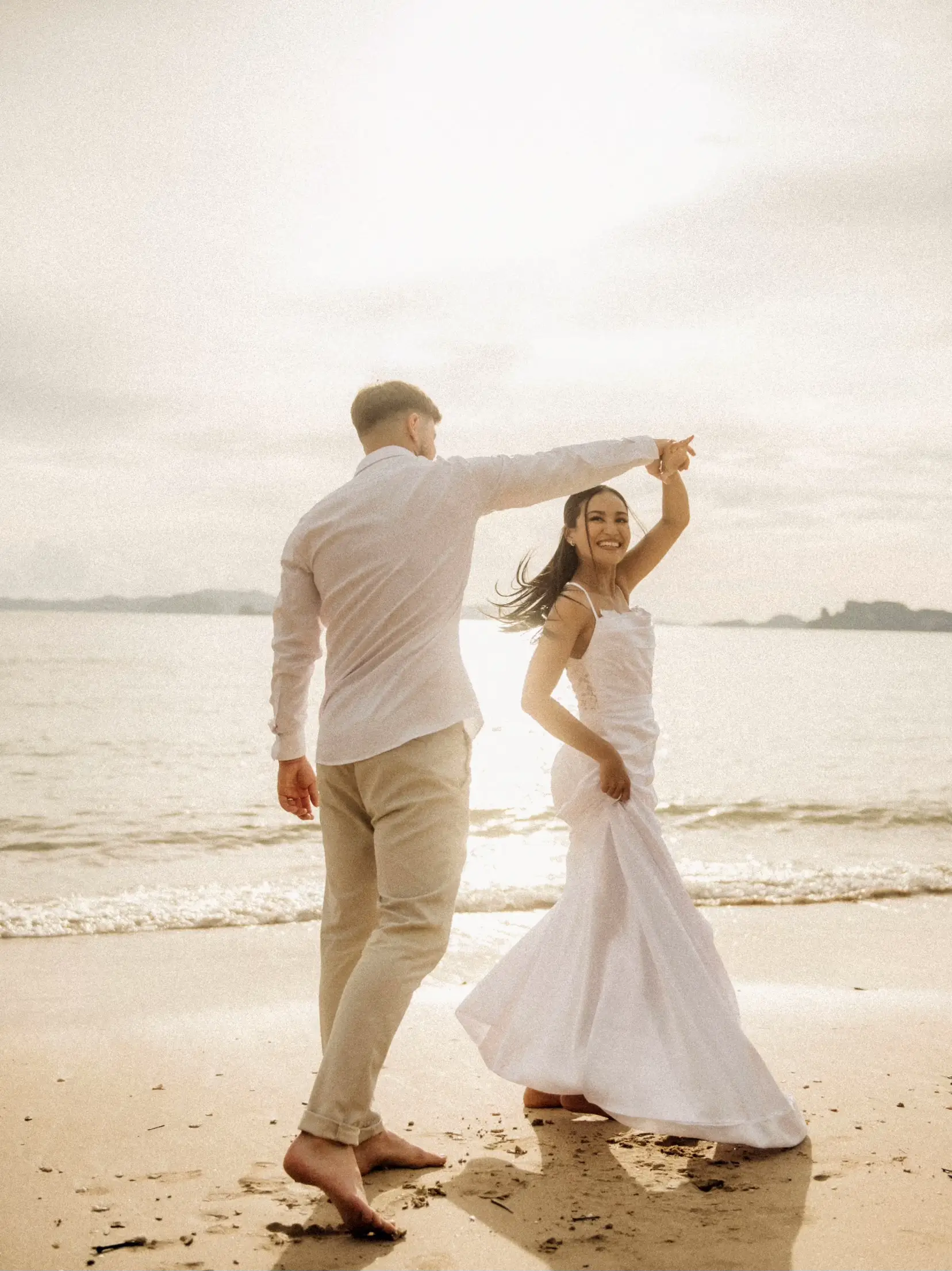 ไอเดียถ่าย Pre - weeding ริมทะเล | แกลเลอรีที่โพสต์โดย L | Lemon8