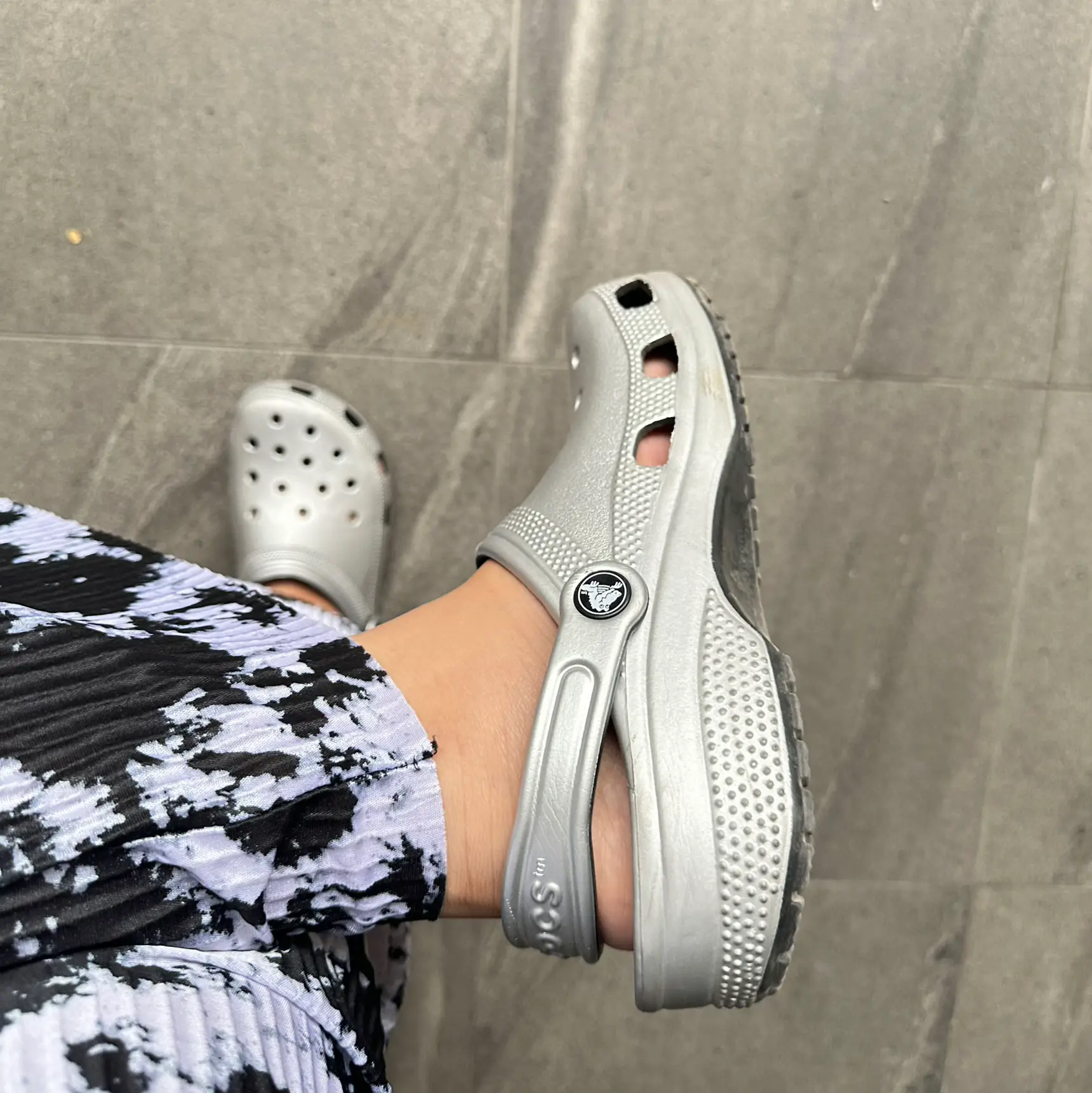 Crocs รุ่น Classic Clog Metallic Silver Grey 🩶 | แกลเลอรีที่โพสต์โดย B ...