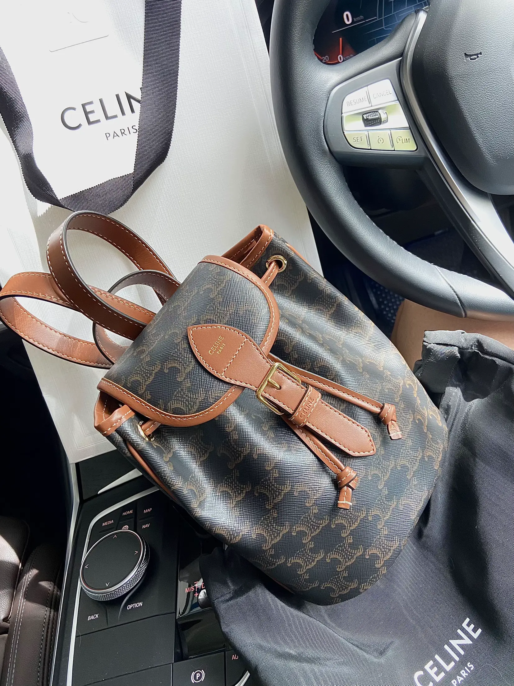 รีวิว CELINE MINI BACKPACK FOLCO 🫰🏻 | แกลเลอรีที่โพสต์โดย ' ᴾᴿᵂ🍦 | Lemon8