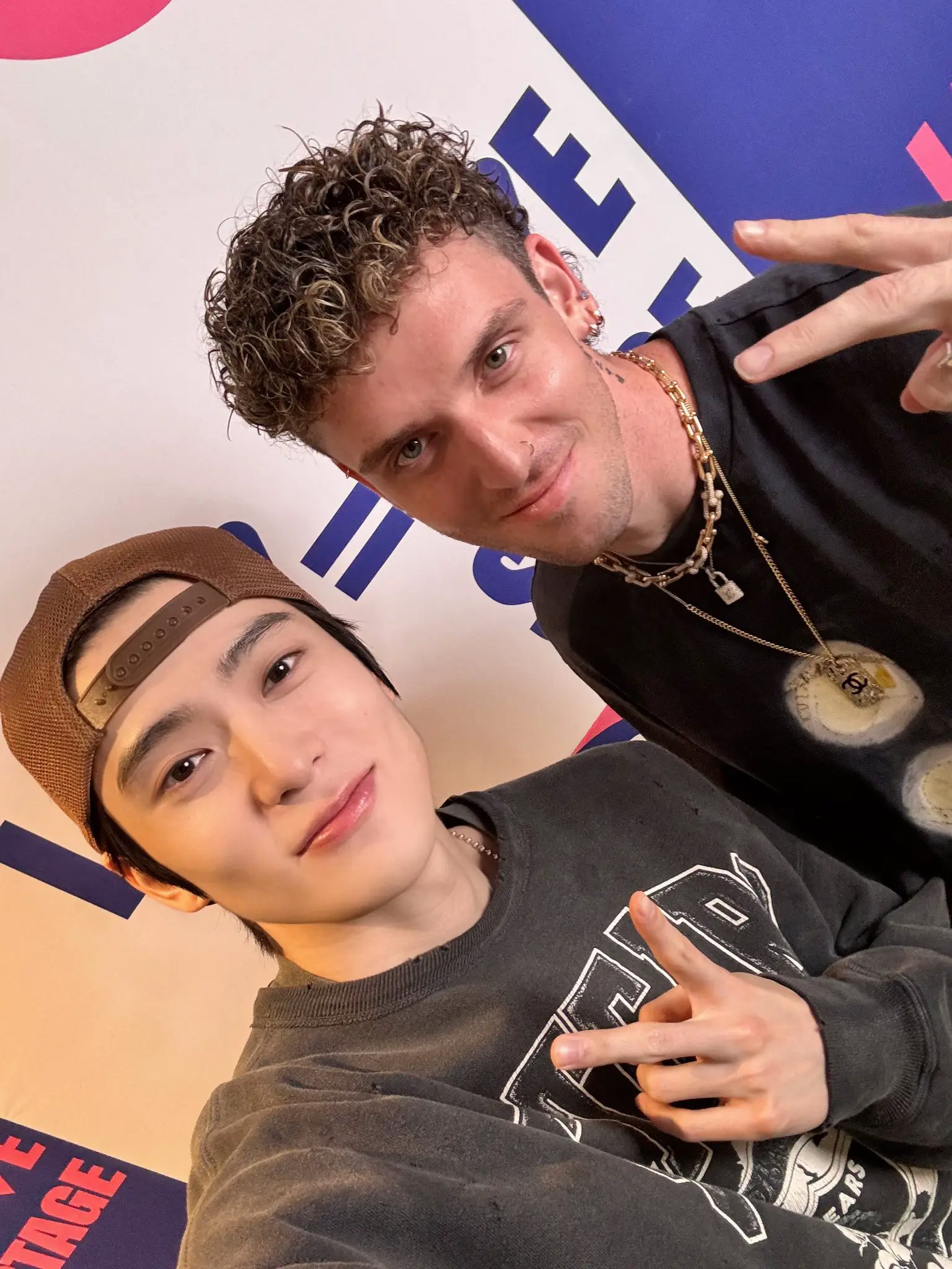 มาคอนก็ถ่ายคนบนเวทีไปสิคะ 🤔 | แกลเลอรีที่โพสต์โดย reflektor | Lemon8