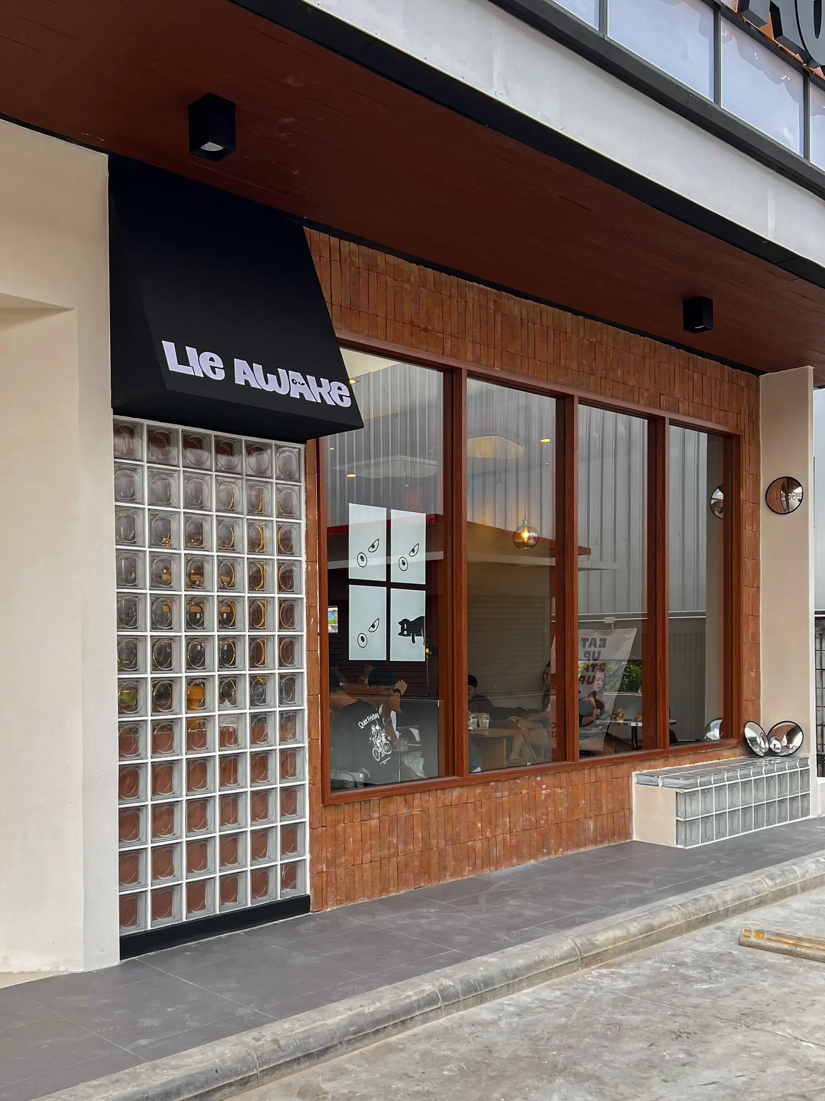 คาเฟ่น้องแมวดำมู้ดดีเปิดใหม่ใกล้บีทีเอส🍮🐈‍⬛𓂂𓏸 | แกลเลอรีที่โพสต์โดย Jabchaith | Lemon8